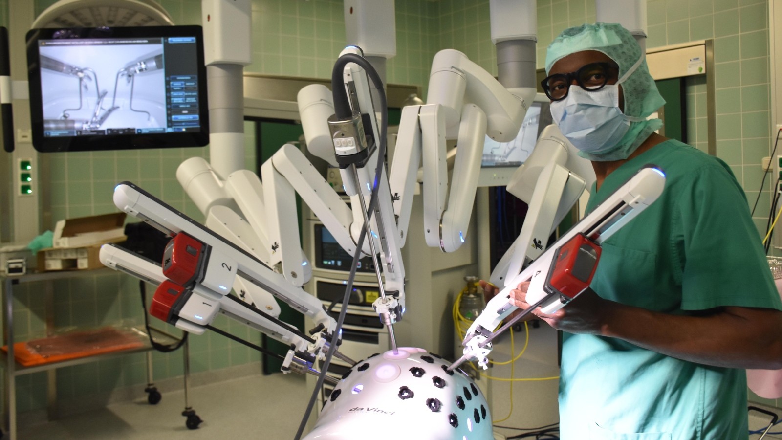 Regio Klinik: Roboter „Da Vinci XI“ operiert in diesem Krankenhaus ...