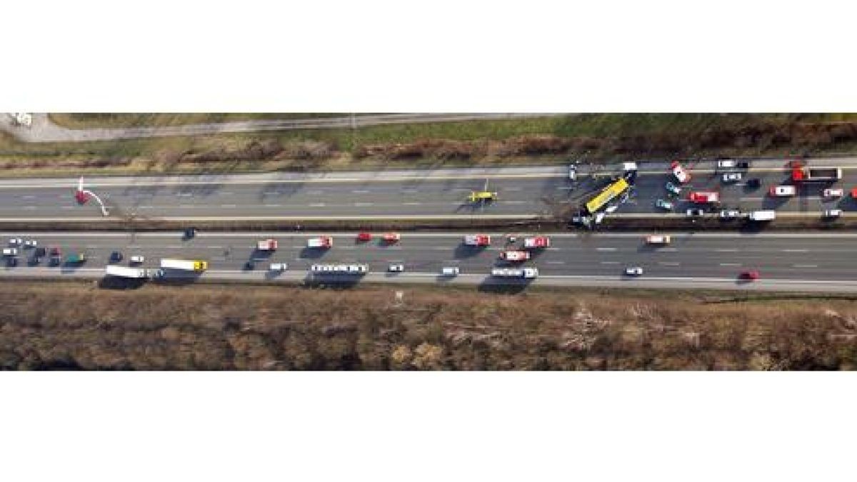 Lkw schleuderte auf der A2 über die Mittelleitplanke