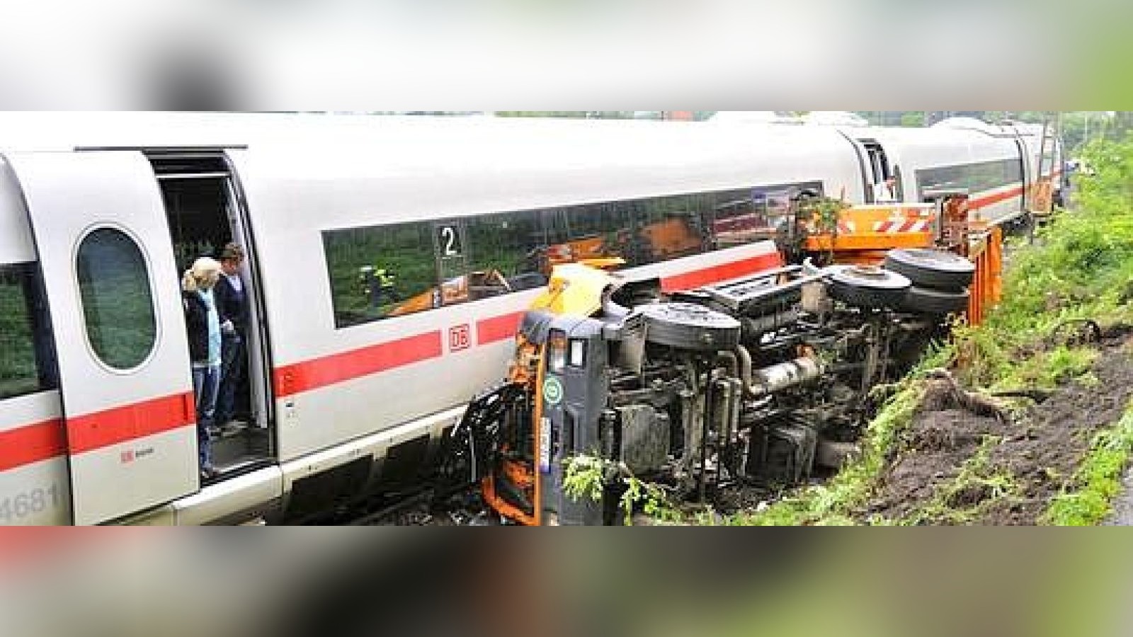 ICE kollidiert mit Müllwagen