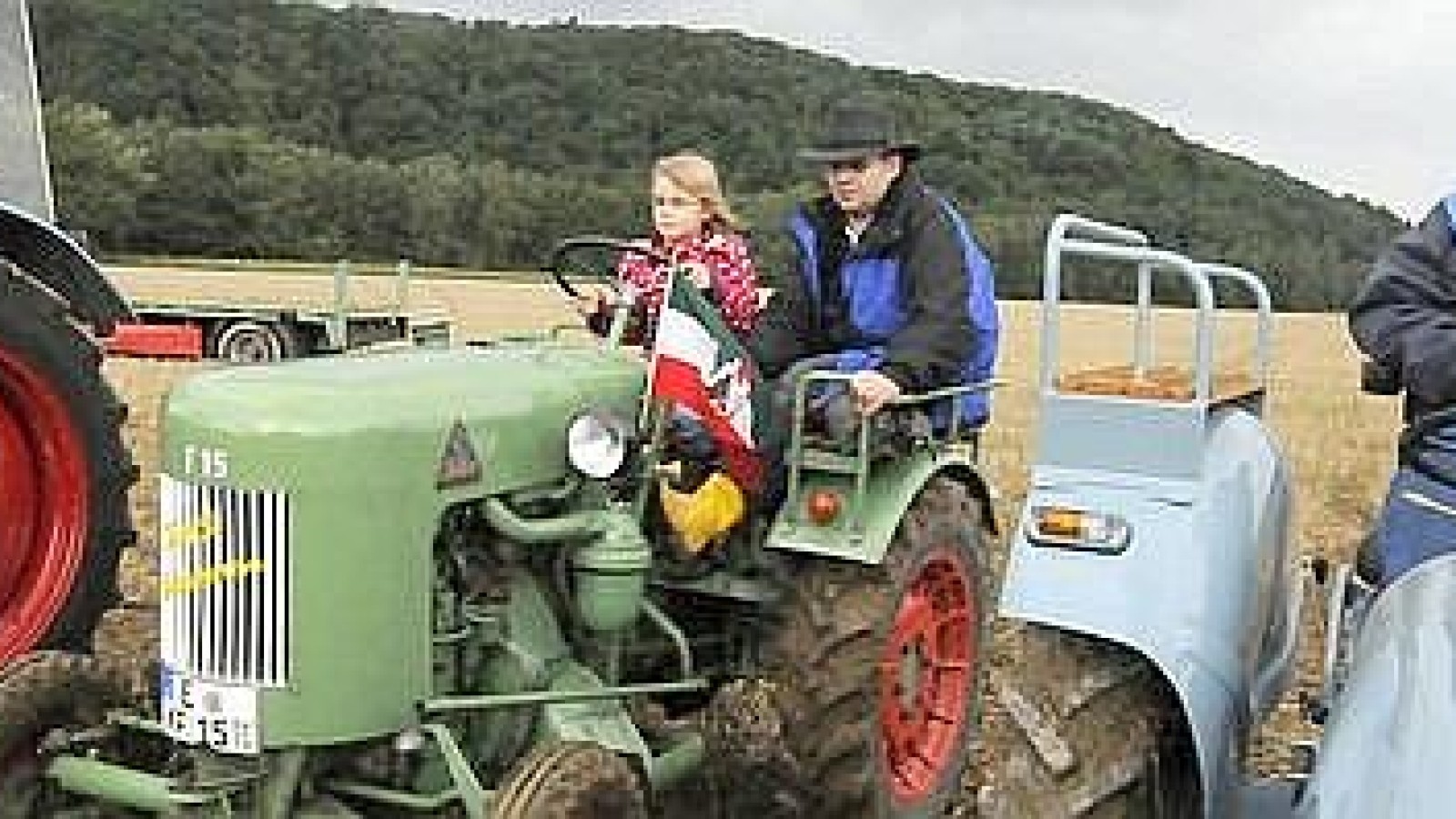 Mit dem Traktor ein Bier öffnen