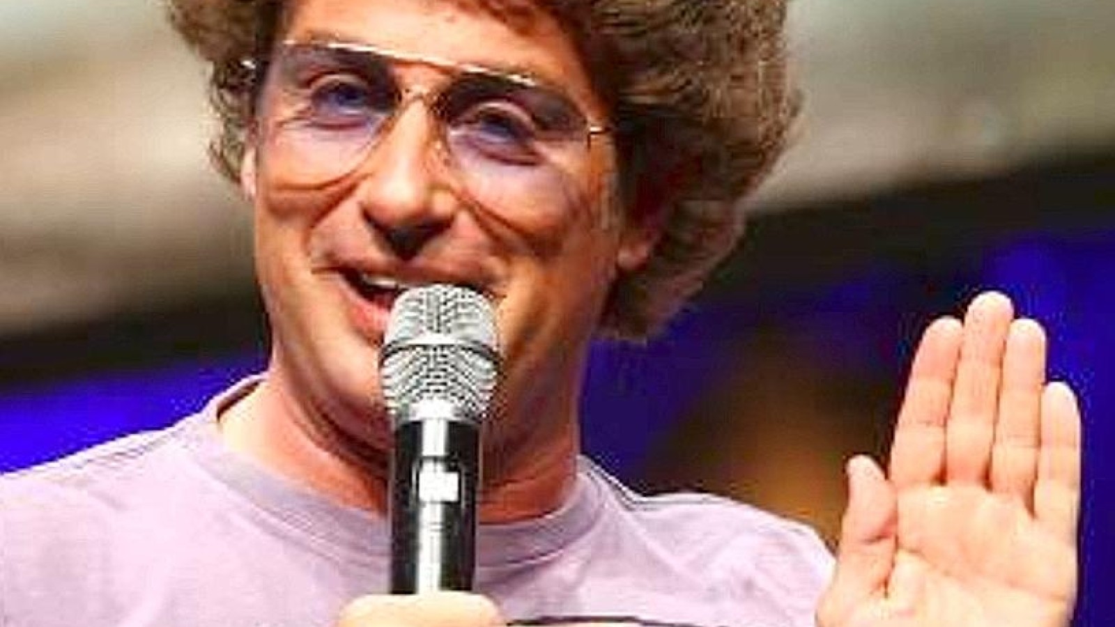 Atze zeigt sich von seiner besten Proleten-Seite