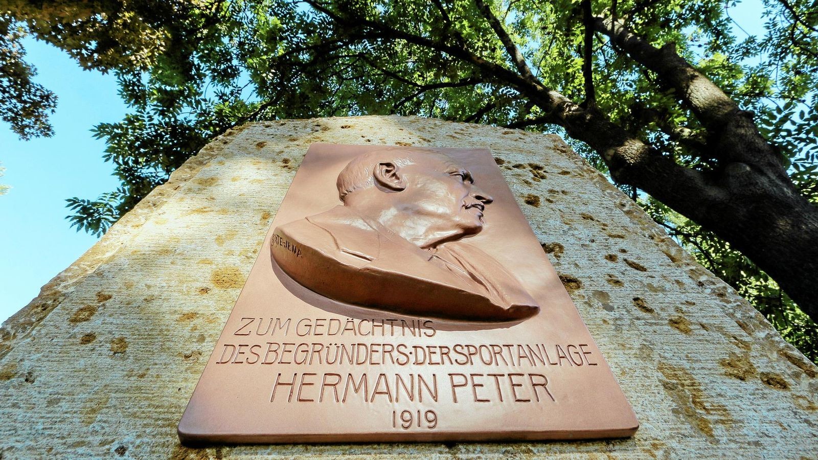 Steine weg und flacher Rasen: Wer sich für den ersten echten Sportplatz ...