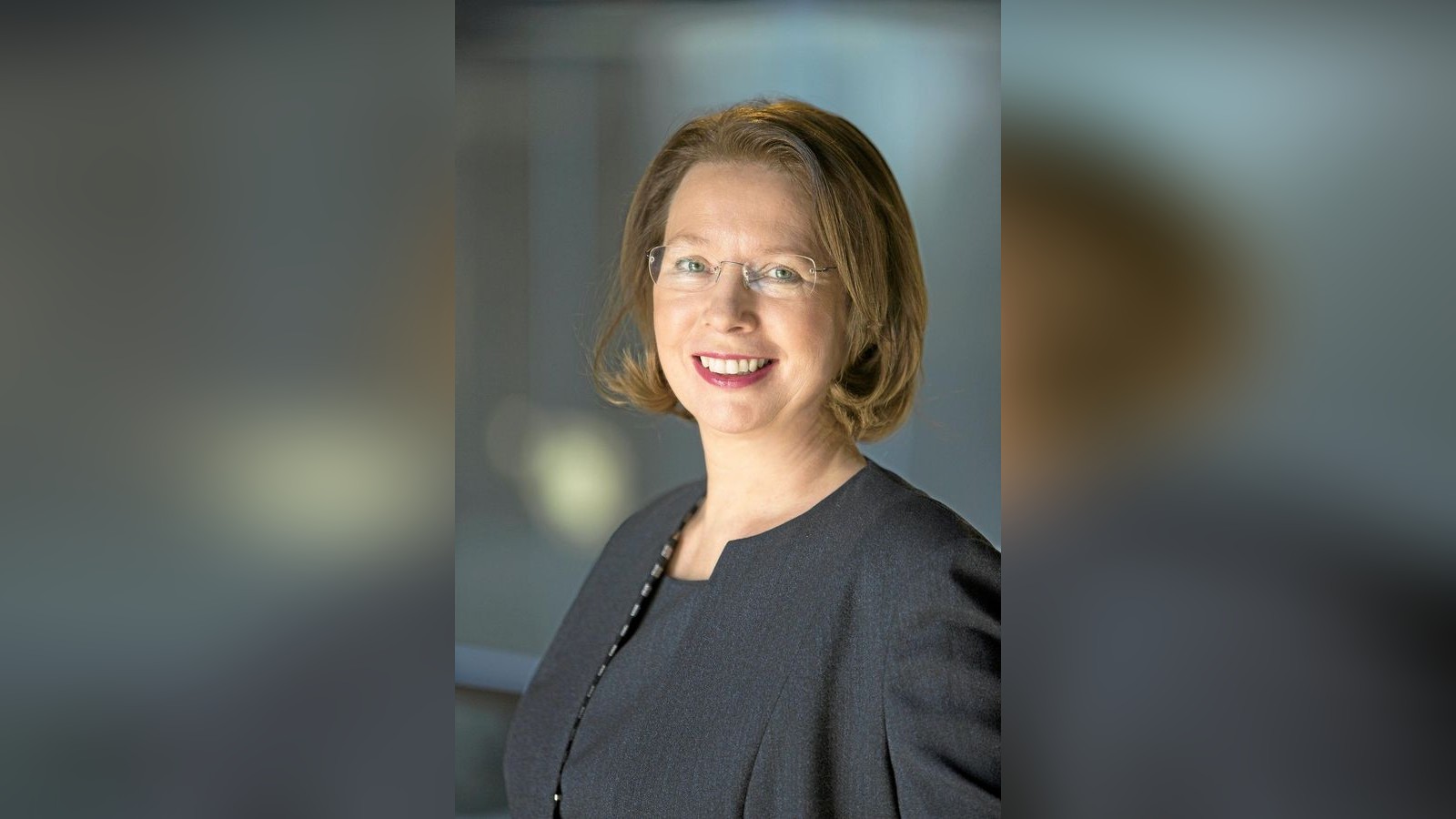 Söke Dinkla bleibt bis 2029 Direktorin des Lehmbruck-Museums