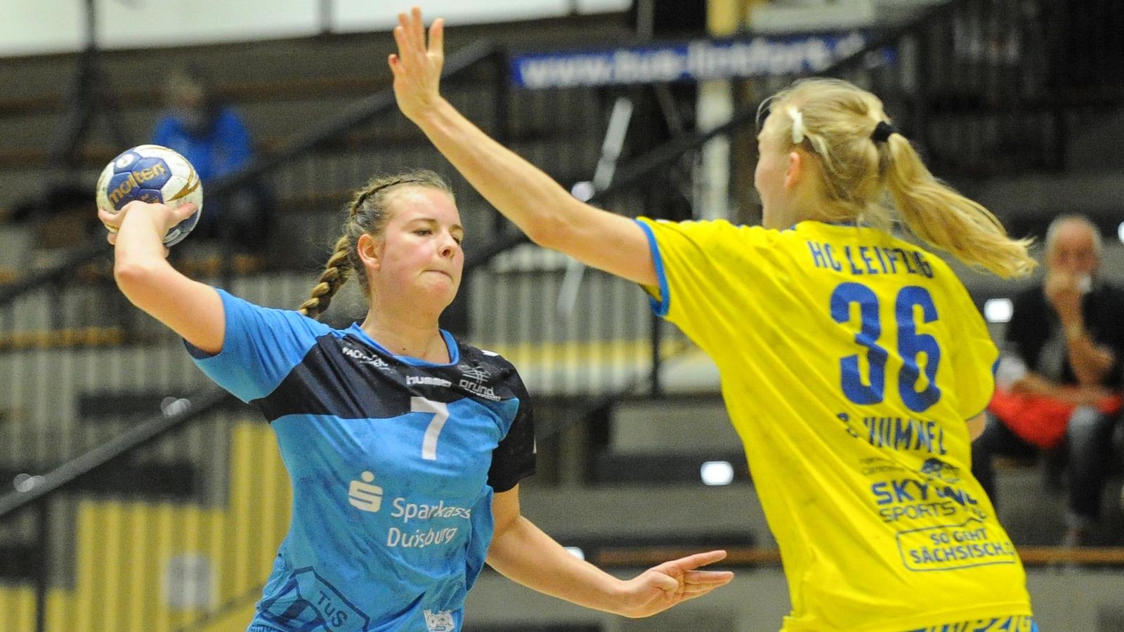 Jule Samplonius erhält ein Lob der Trainerin