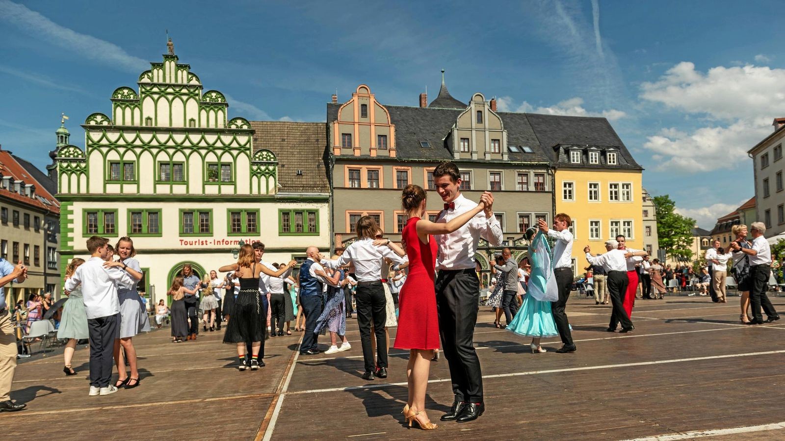 Weimarer tanzen der Sonne entgegen