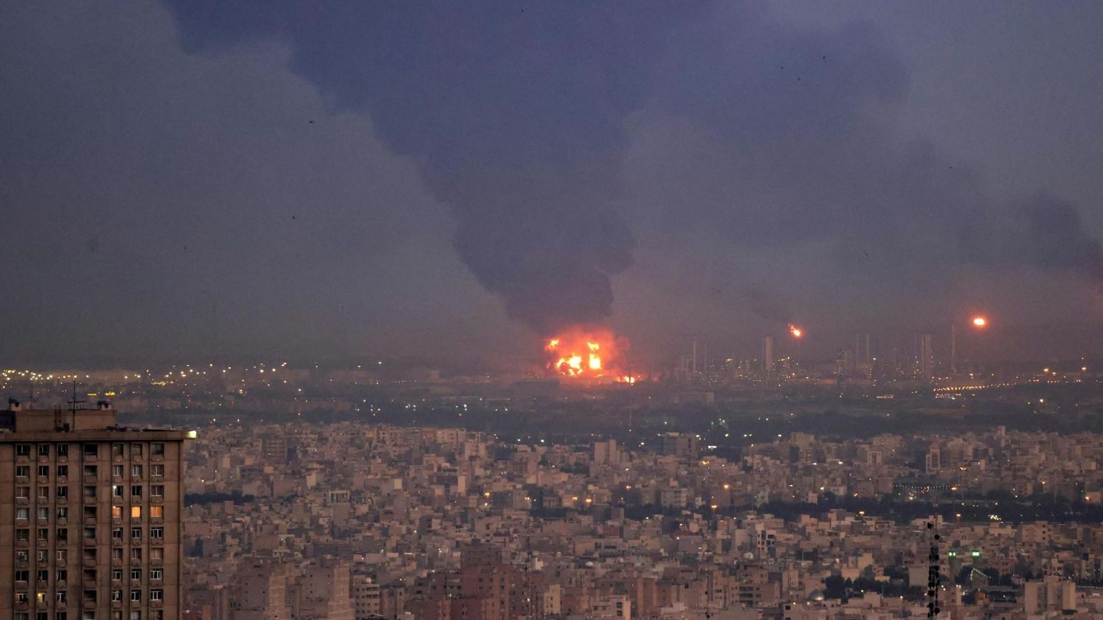 Explosion und Großbrand in Raffinerie in Teheran