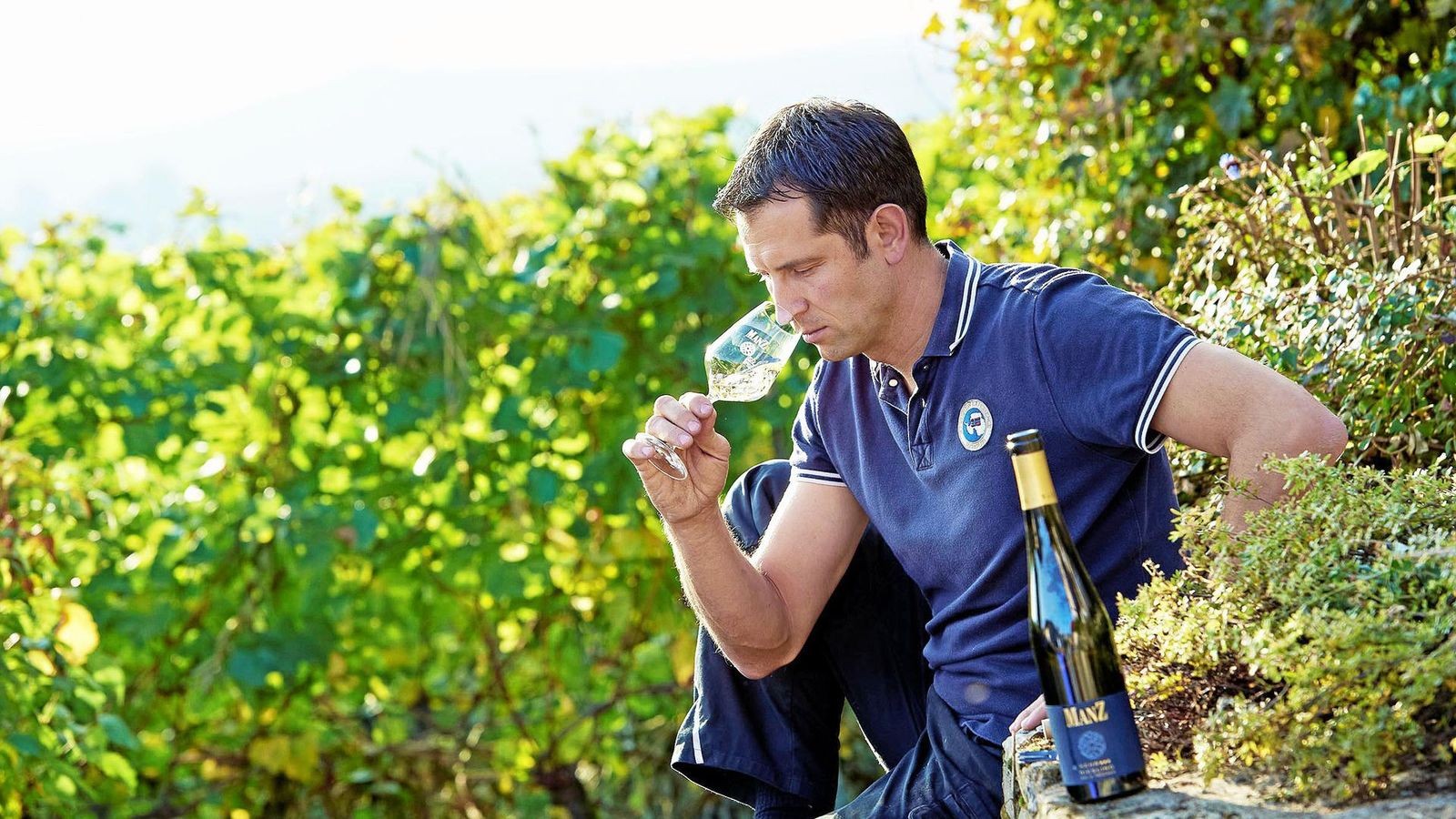 "Vier Flaschen": Digitale Weinprobe mit Eric Manz