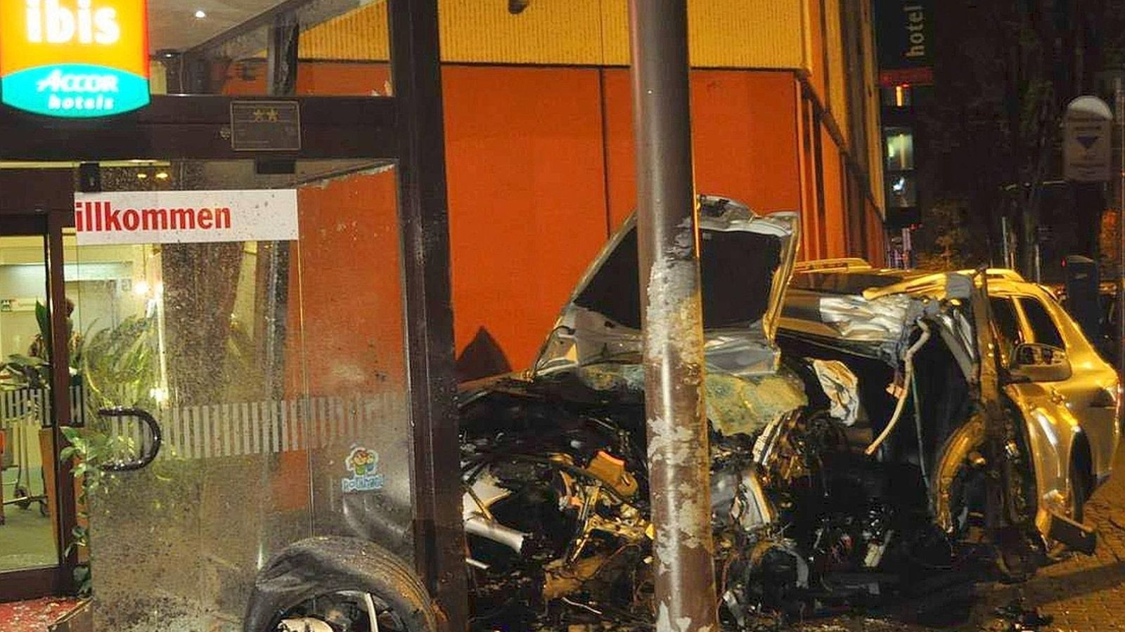 Crash mit Porsche Cayenne in Hotel Ibis „hätte böse enden können“