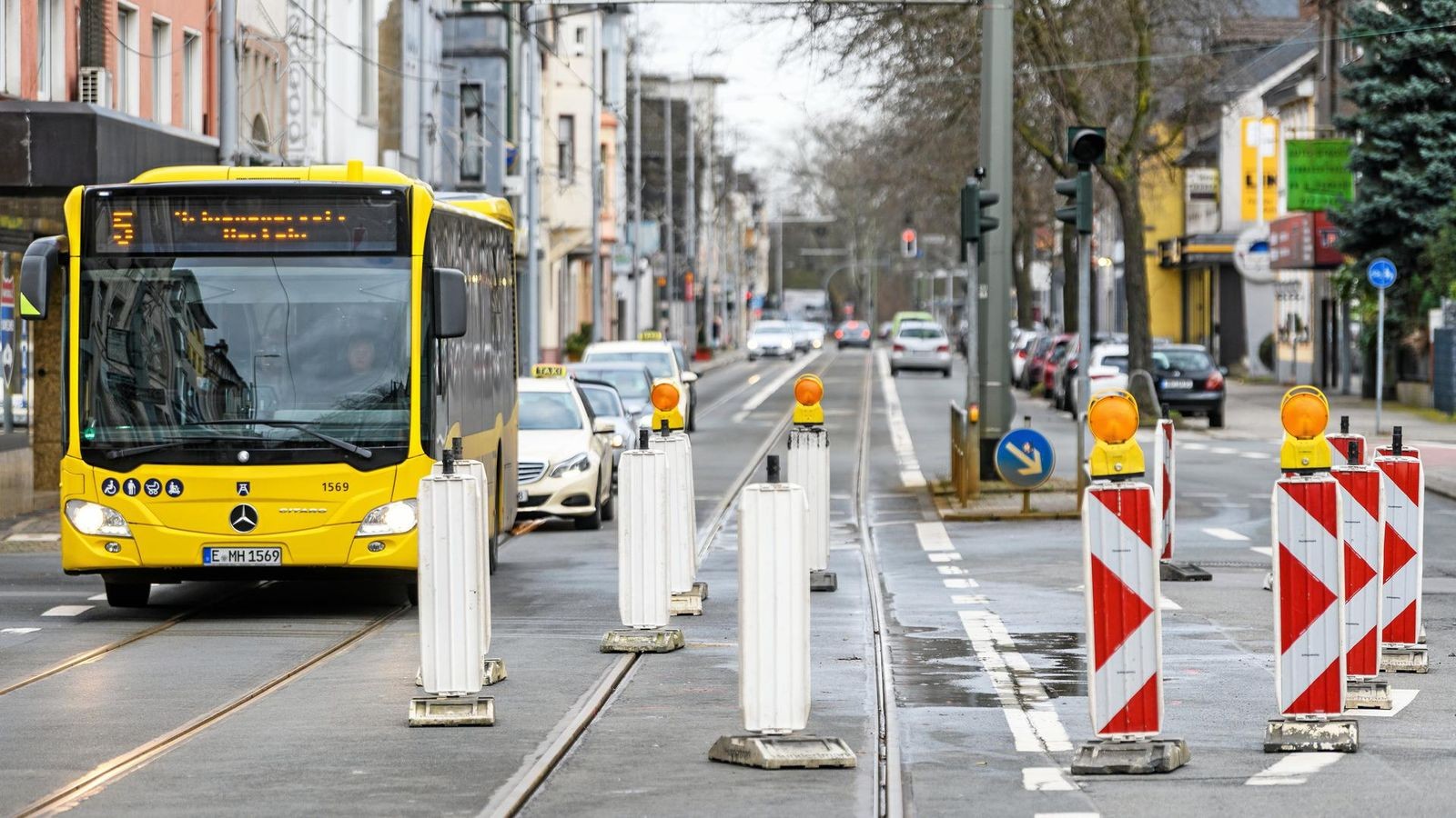 Rohrbruch behindert Verkehr auf Duisburger Straße in Mülheim