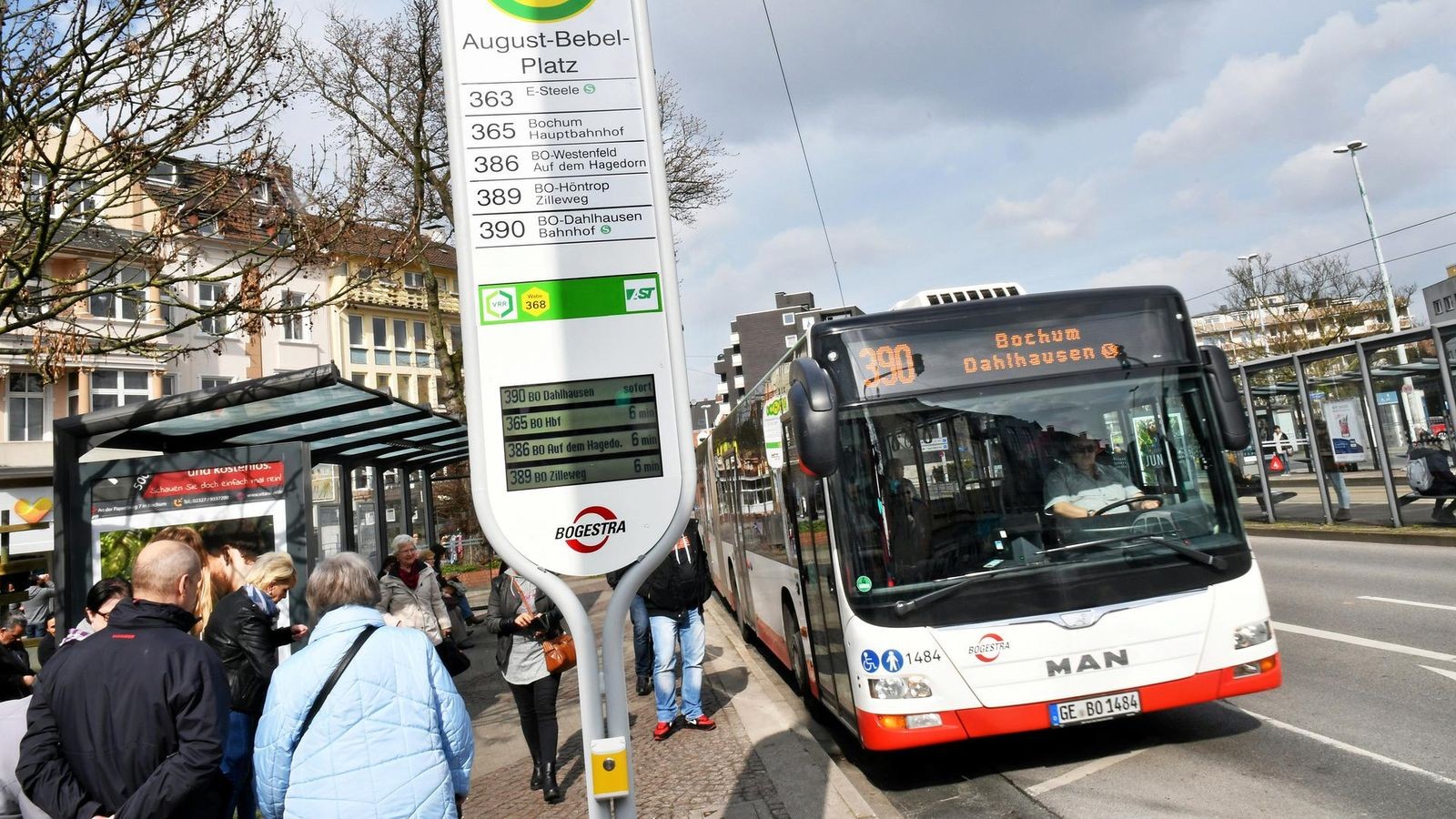 Bochum: Linienbus kollidiert mit Pkw - ein Verletzter