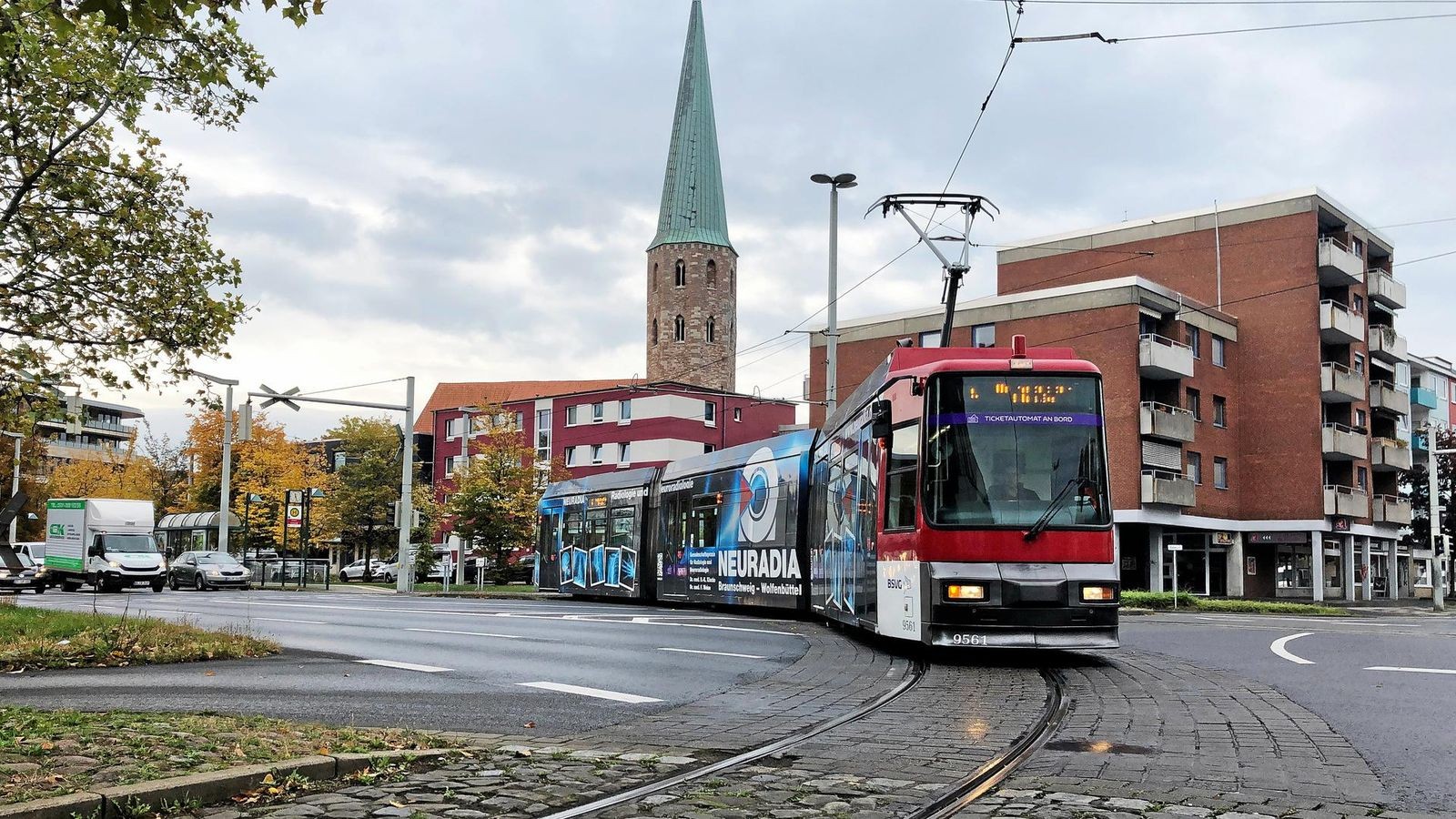 Rote Ampel übersehen – Tram kollidiert in Braunschweig mit Auto