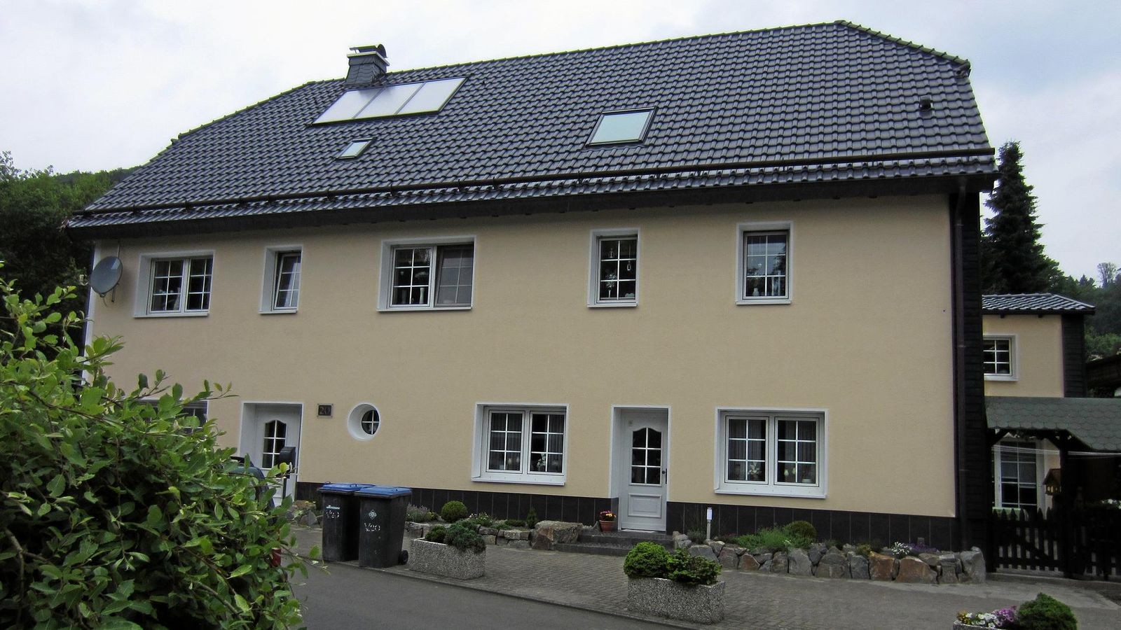 Die Briloner Schnade führt mitten durch dieses bewohnte Haus