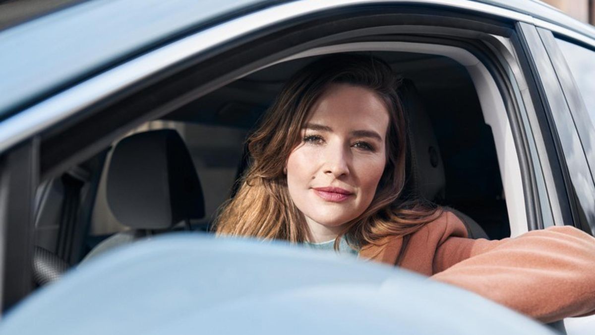 TV-Moderatorin Katrin Bauerfeind fühlt dem ŠKODA ENYAQ iV unterhaltsam ...