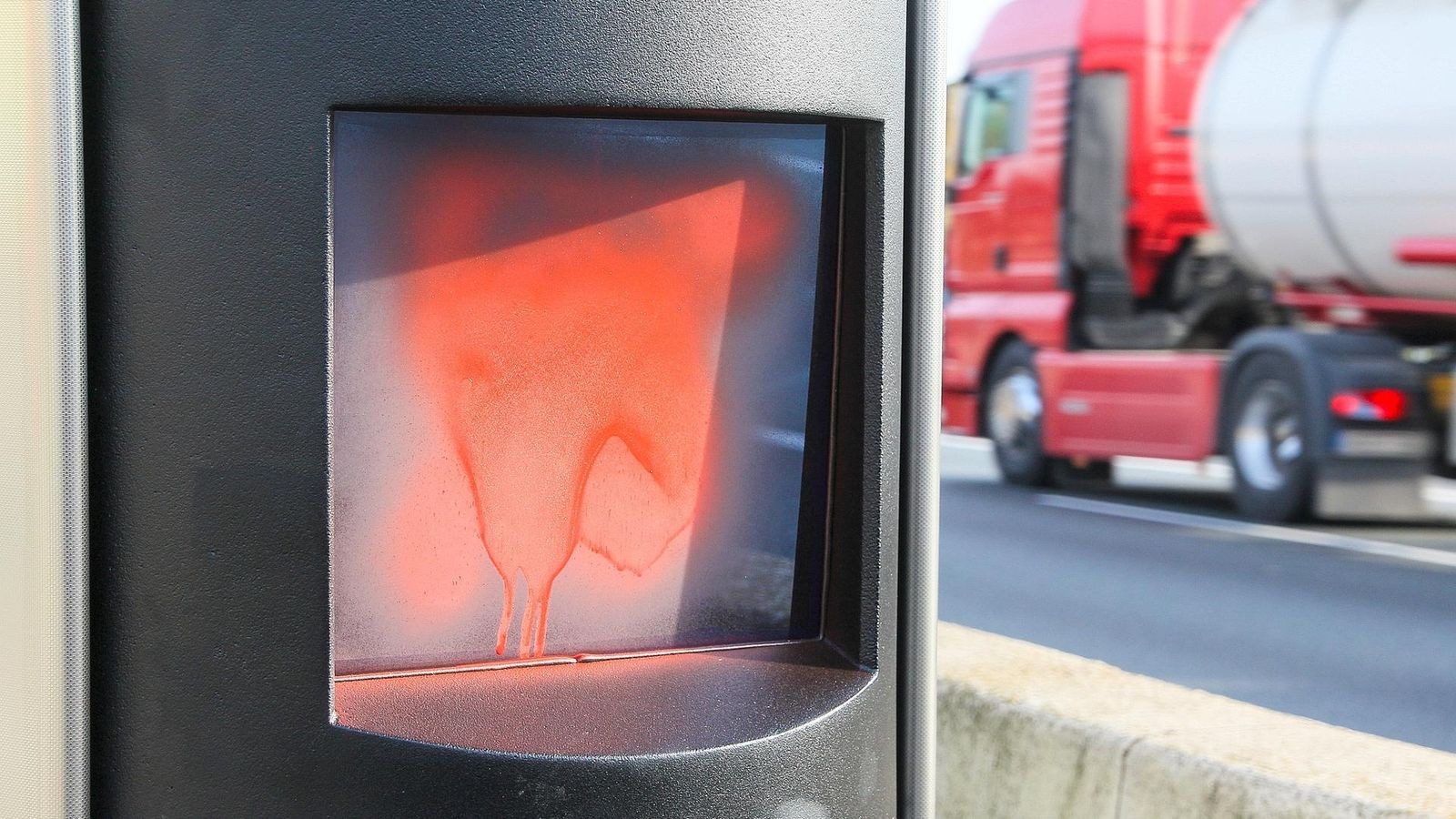 Neue Laser-Blitzer in der Buderuskurve der A 40 mit Farbe beschmiert