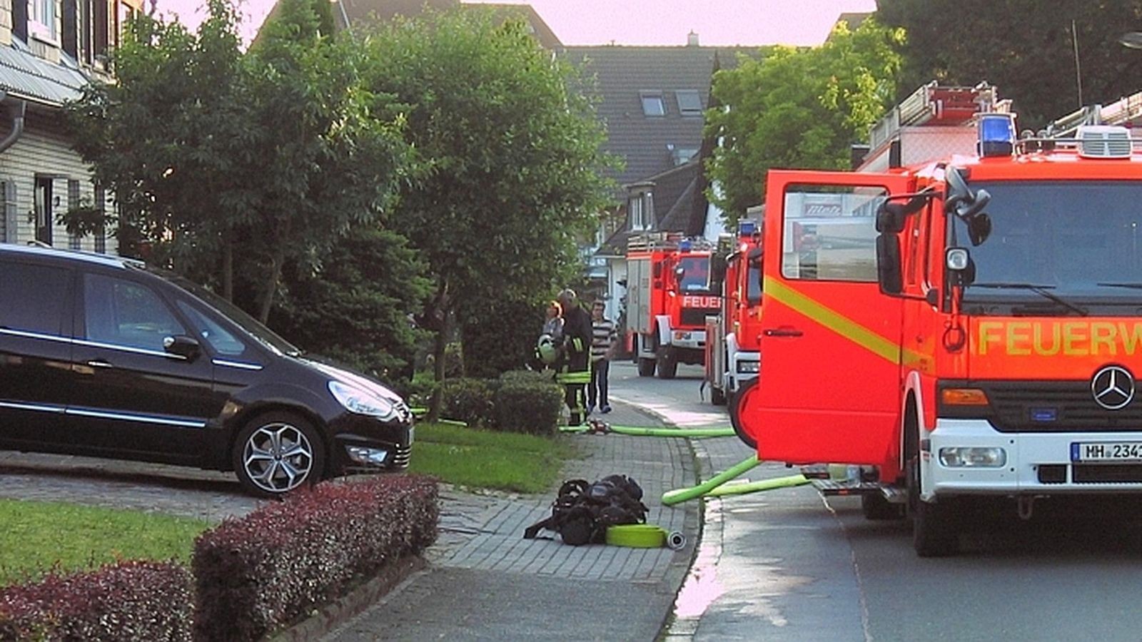 Feuerwehr rettet vier Menschen aus brennendem Haus in Gelsenkirchen