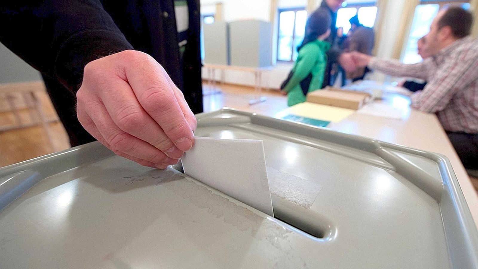 Personalmangel – Nummer ziehen für die Briefwahl