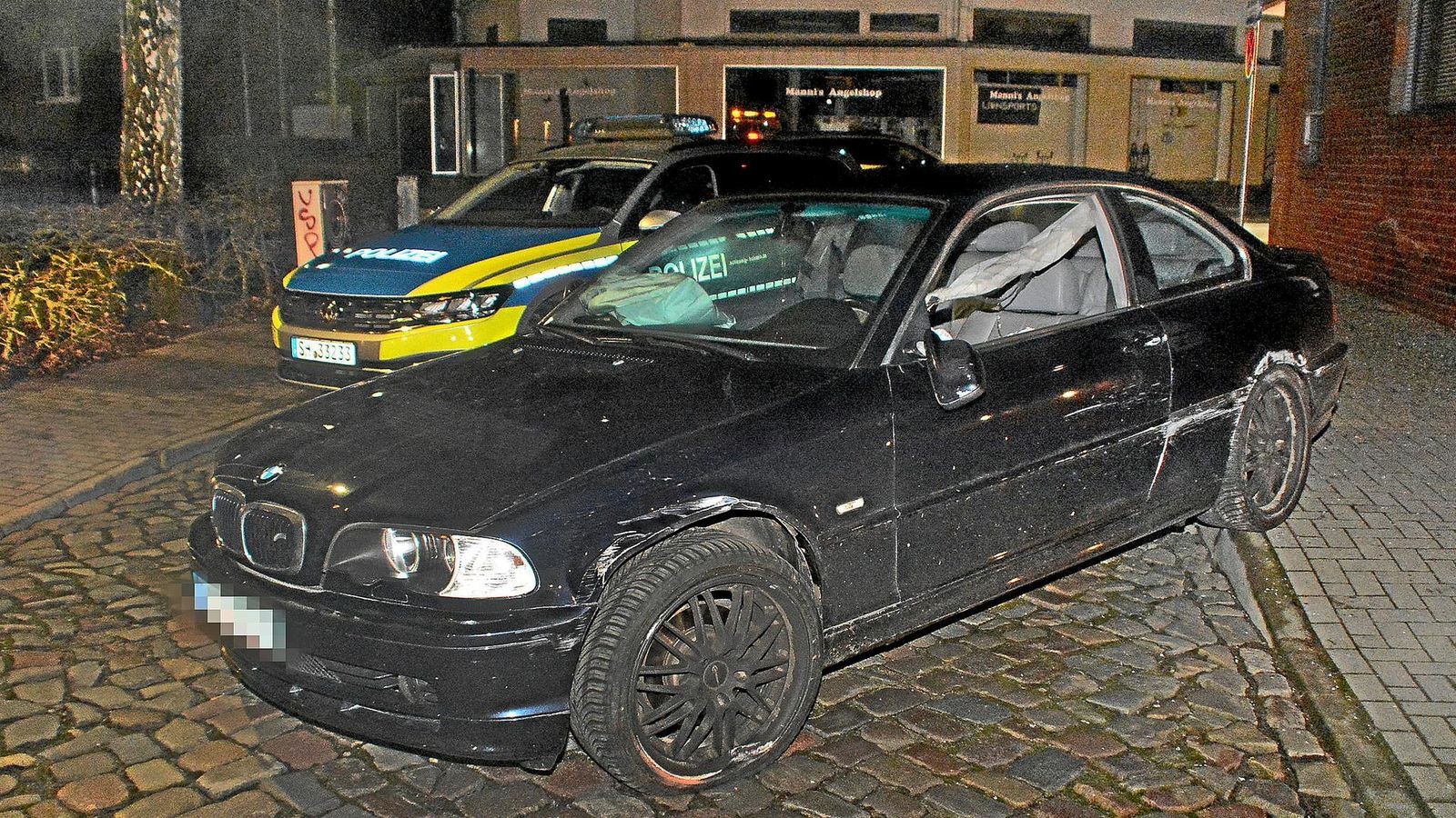Polizei Geesthacht: Autoposer flüchtet und fährt gegen Hauswand