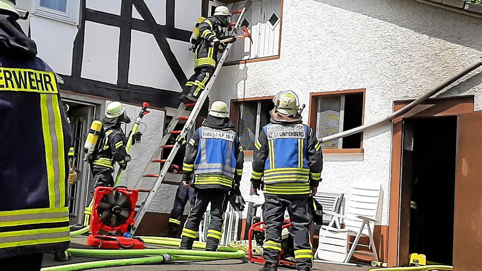 Freudenberg: Brand wegen heißen Rasenmähers – Straße dicht