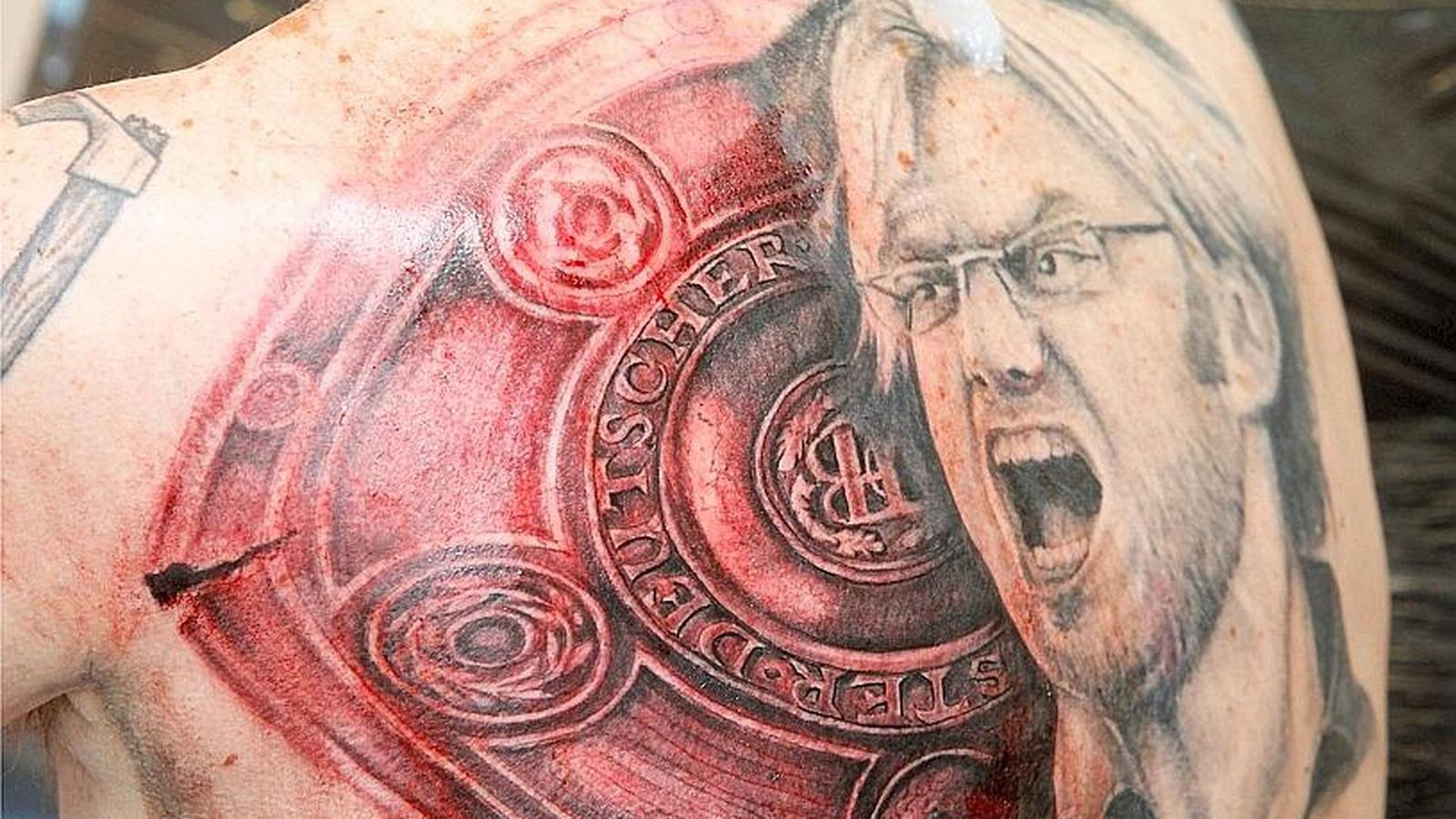 Tattoo mit BVB-Trainer Jürgen Klopp um Meisterschale erweitert