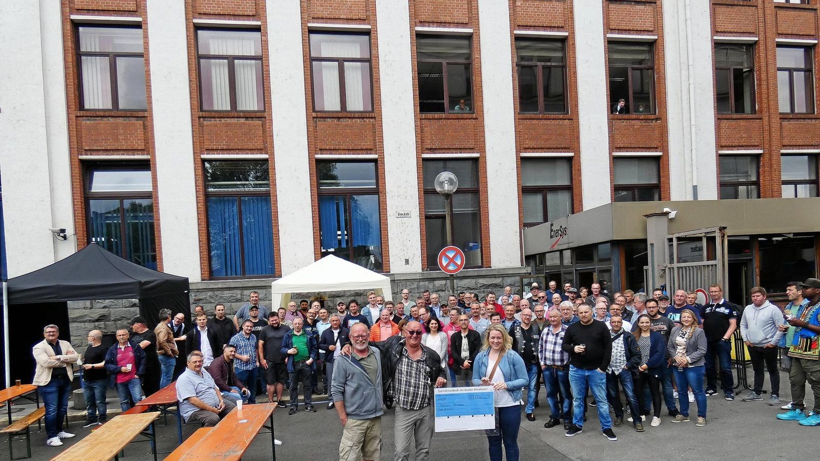 Entlassene Hawker-Arbeiter in Hagen spenden für Kinderhospiz