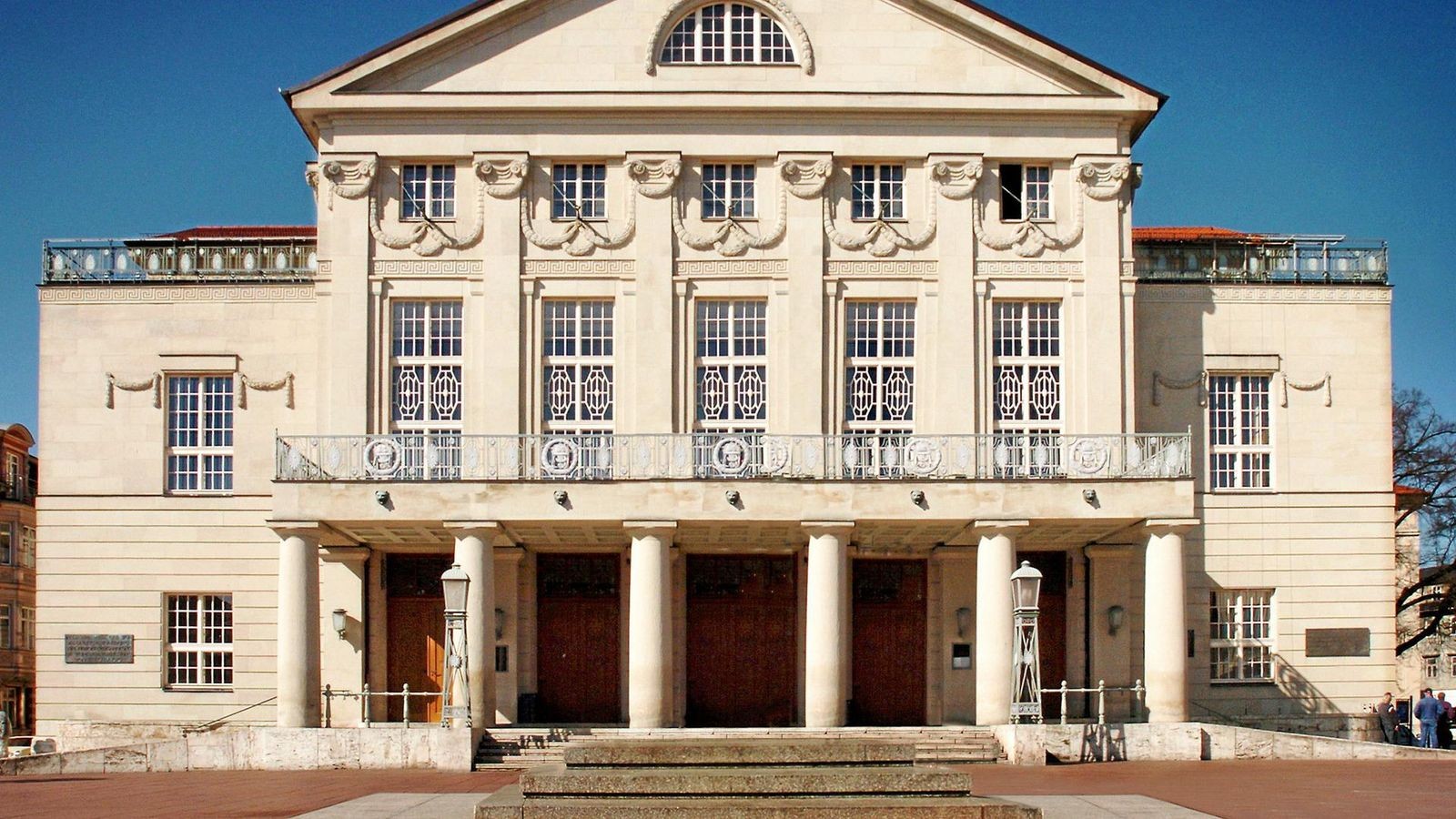 Ein Gespräch über Diskriminierung im Foyer des DNT Weimar