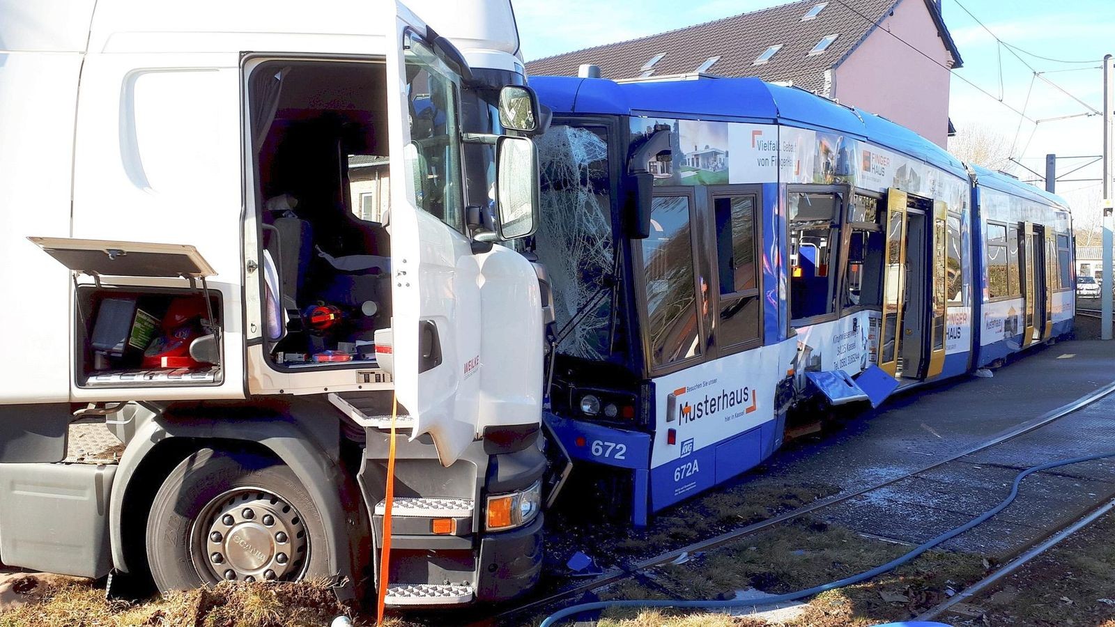 Straßenbahn-Unfall in Kassel: 16 Verletzte und Millionen-Schaden