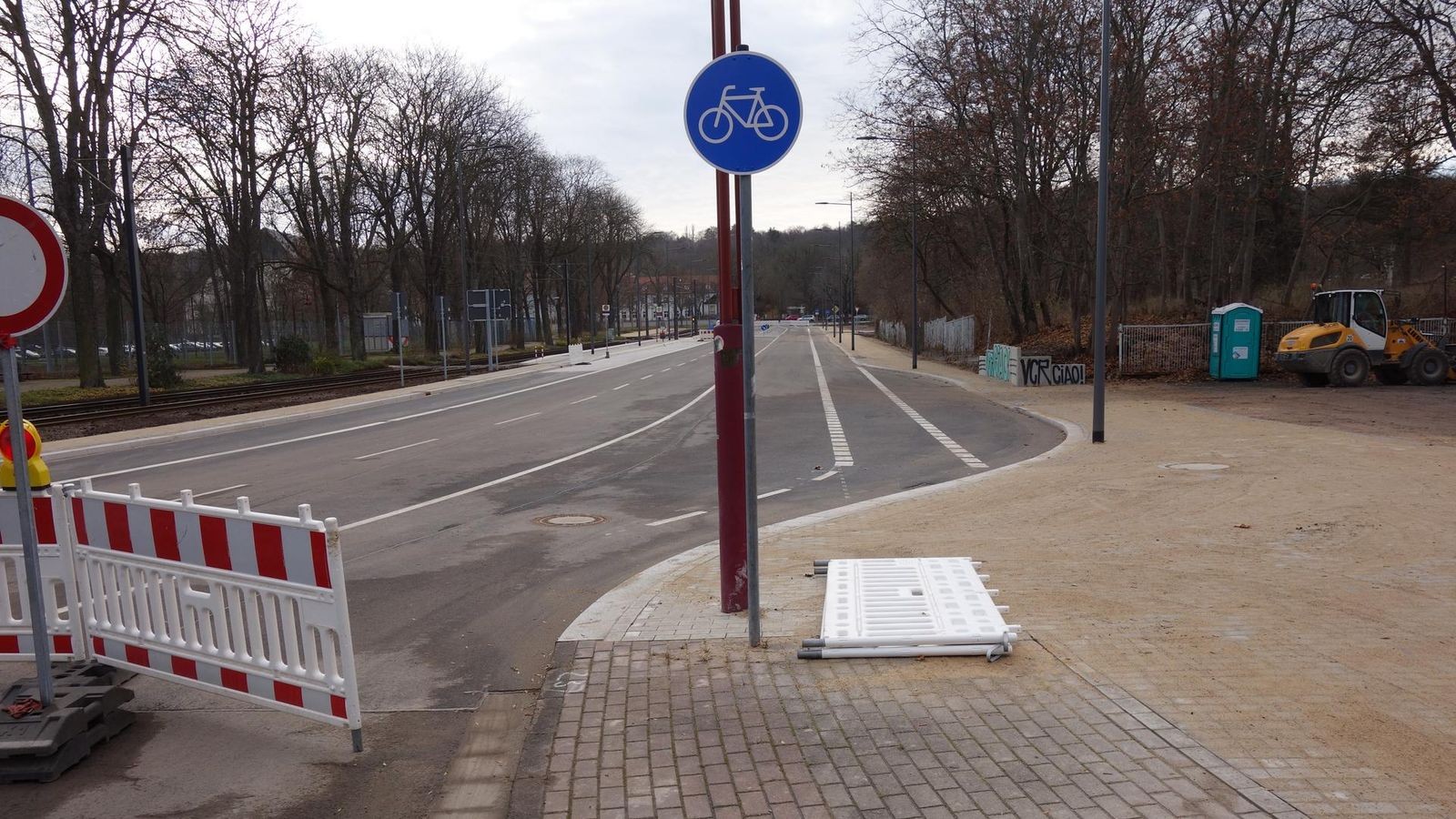 Schild einfach versetzt – zwei nackte Pfeiler bleiben auf Radweg in der ...