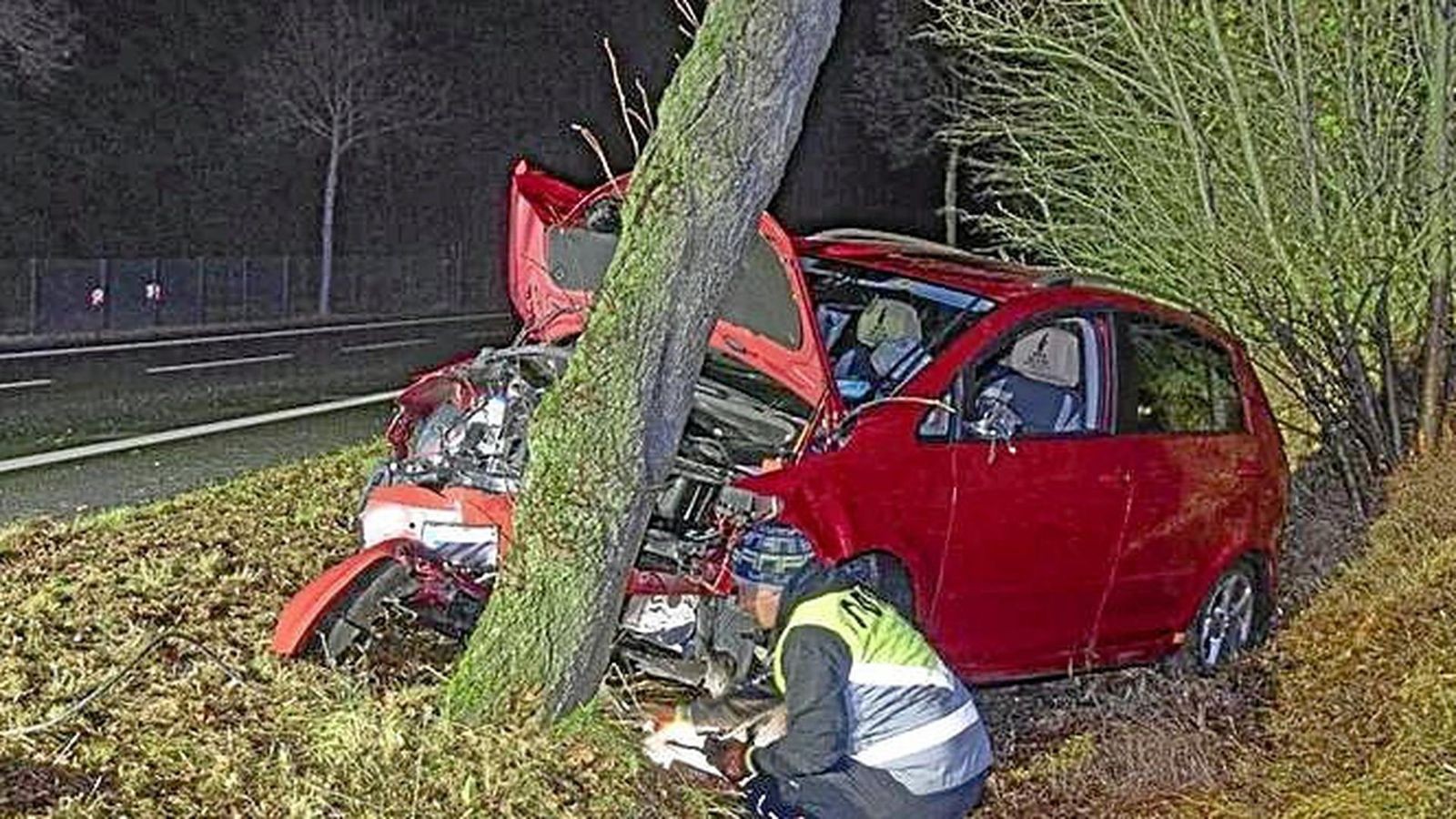 Schwerer Unfall bei Roringen: Auto kracht frontal gegen Baum