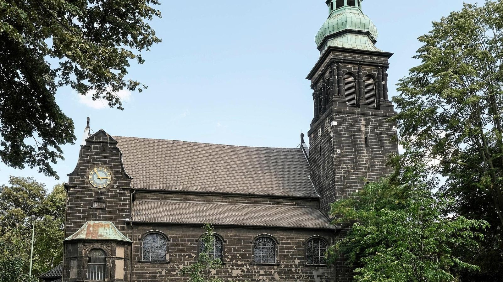 Menschen in Neudorf nehmen Abschied von der Christuskirche