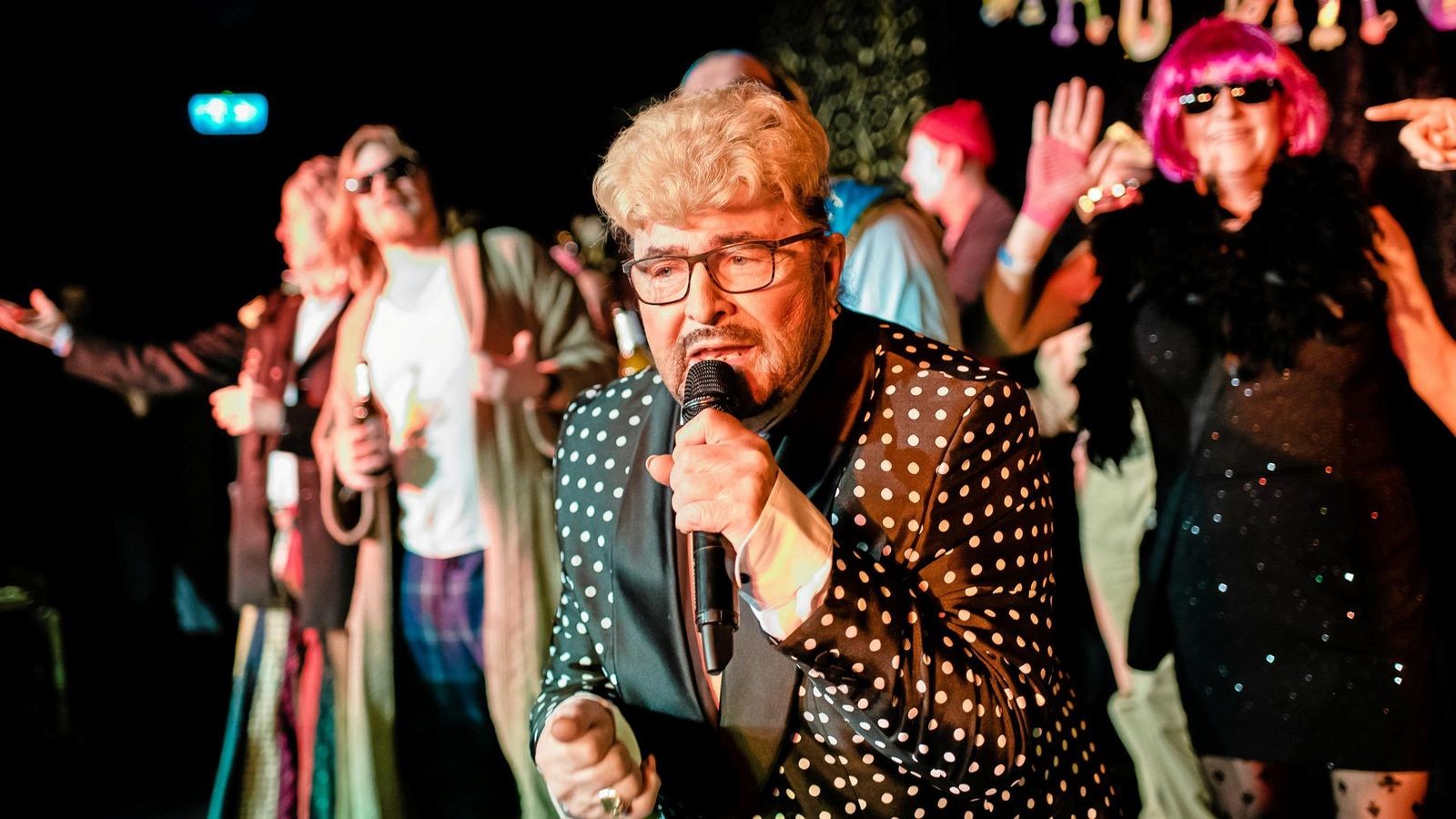 Schwarzarbeit? Razzia bei Essener Kult-Sänger René Pascal