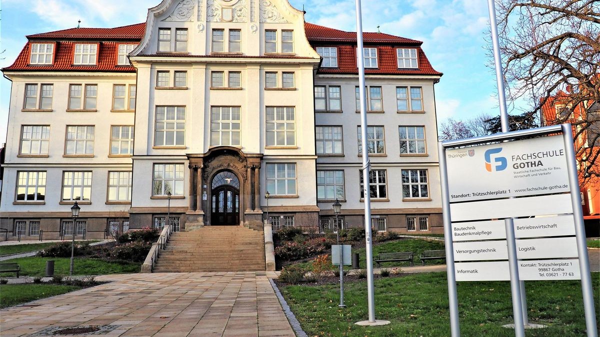 Gothas Fachschüler sitzen auf der Straße