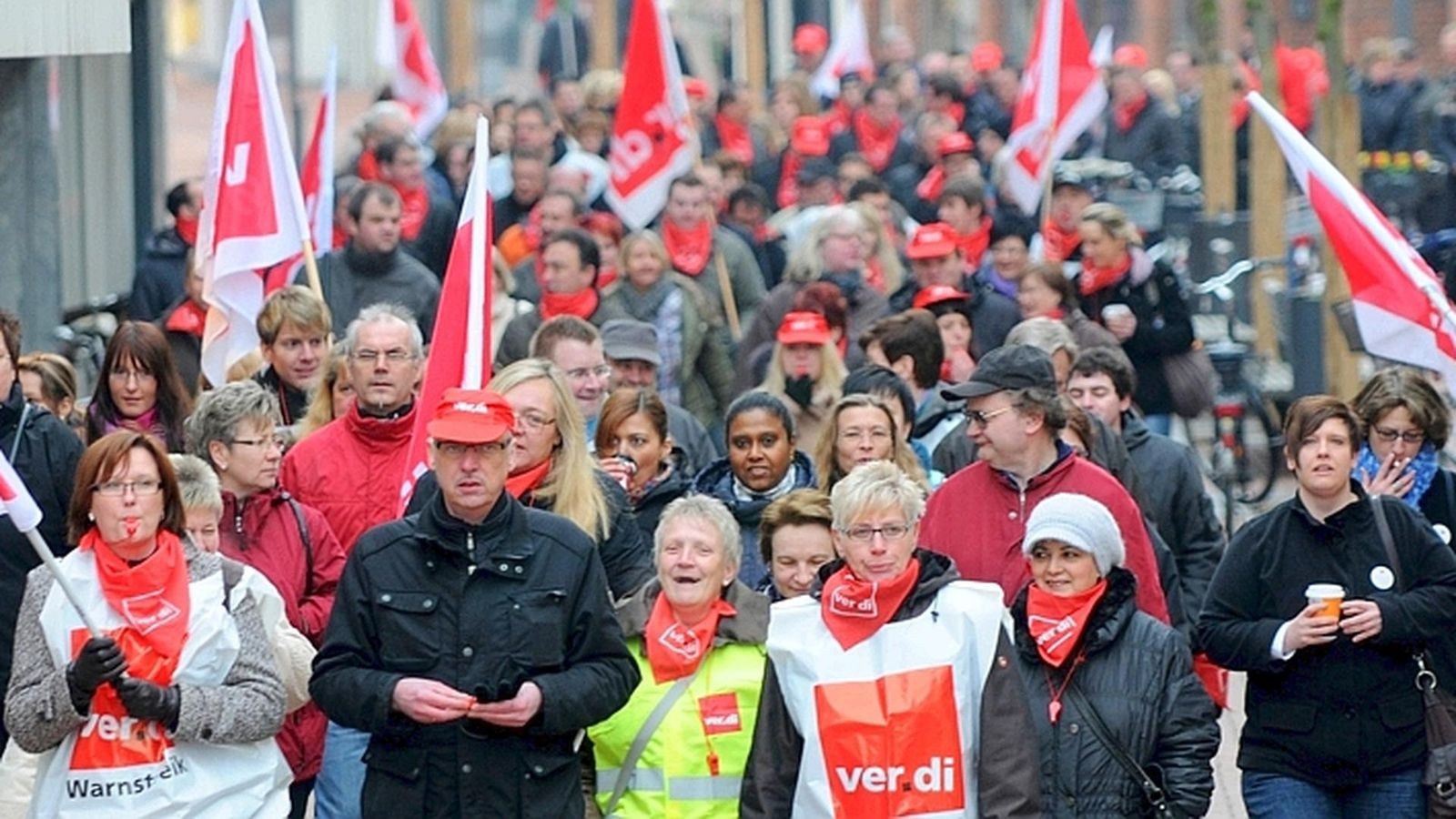 Hunderte Streikende ziehen durch die Innenstadt