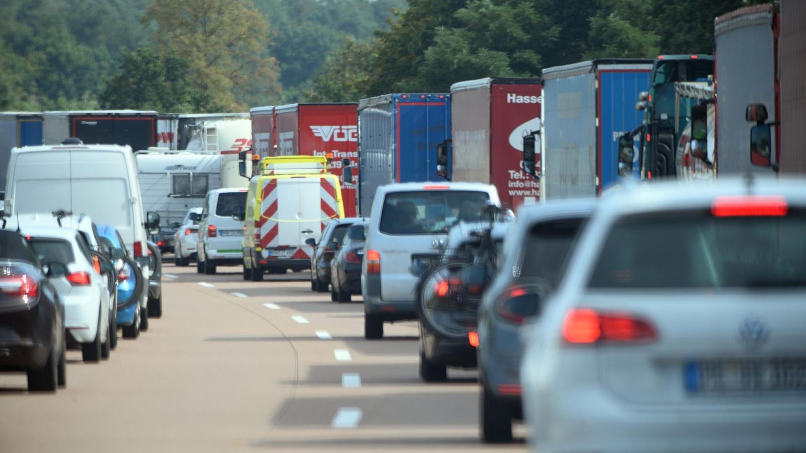 A2-Unfall in Braunschweig: Verletzter und langer Stau