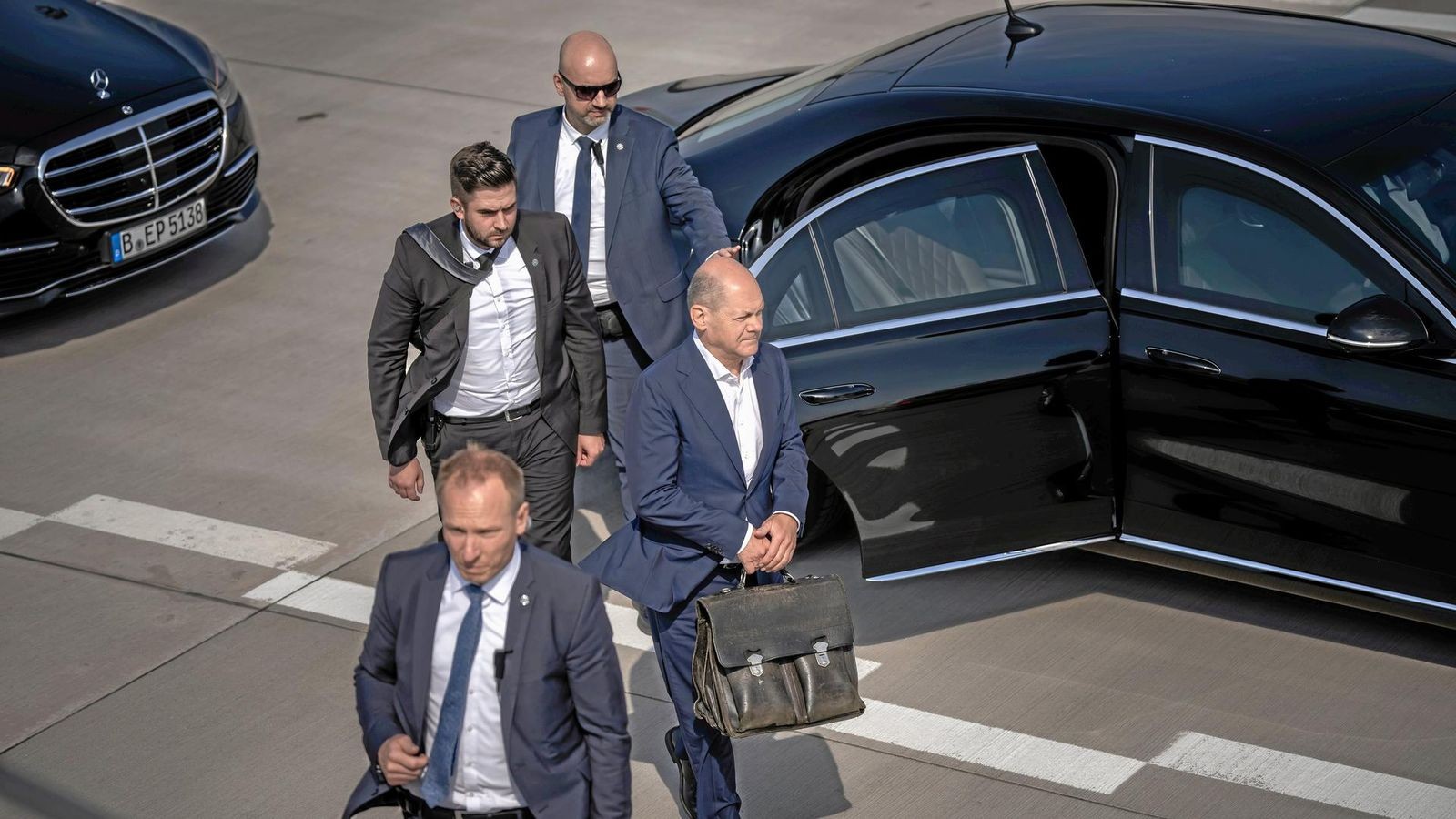 Mann umarmt Scholz auf Rollfeld – neue Details bekannt