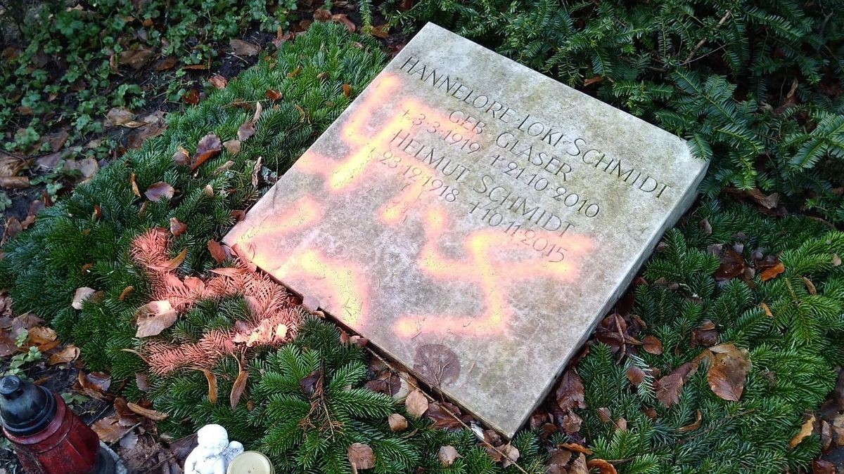 Friedhof Ohlsdorf: Grab von Helmut Schmidt wieder mit Hakenkreuzen ...