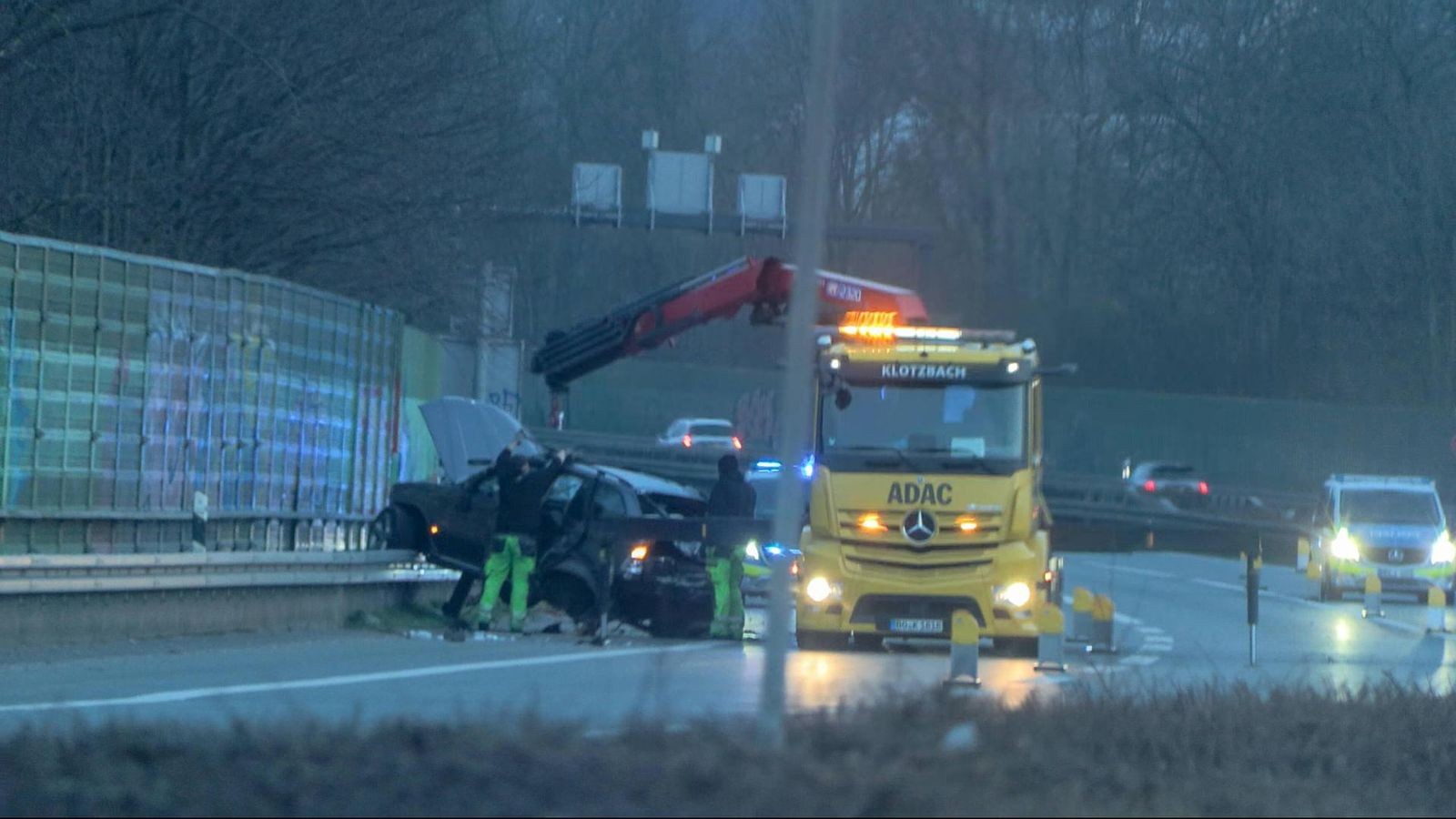 A43 in Bochum: Auto schleudert in Leitplanke – Frau verletzt