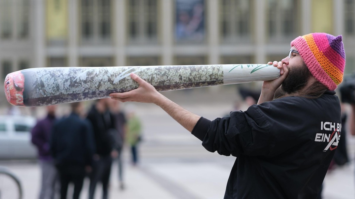 Neue Regeln für Klever Karneval: Kiffen und Böllern am Rosenmontagszug ...