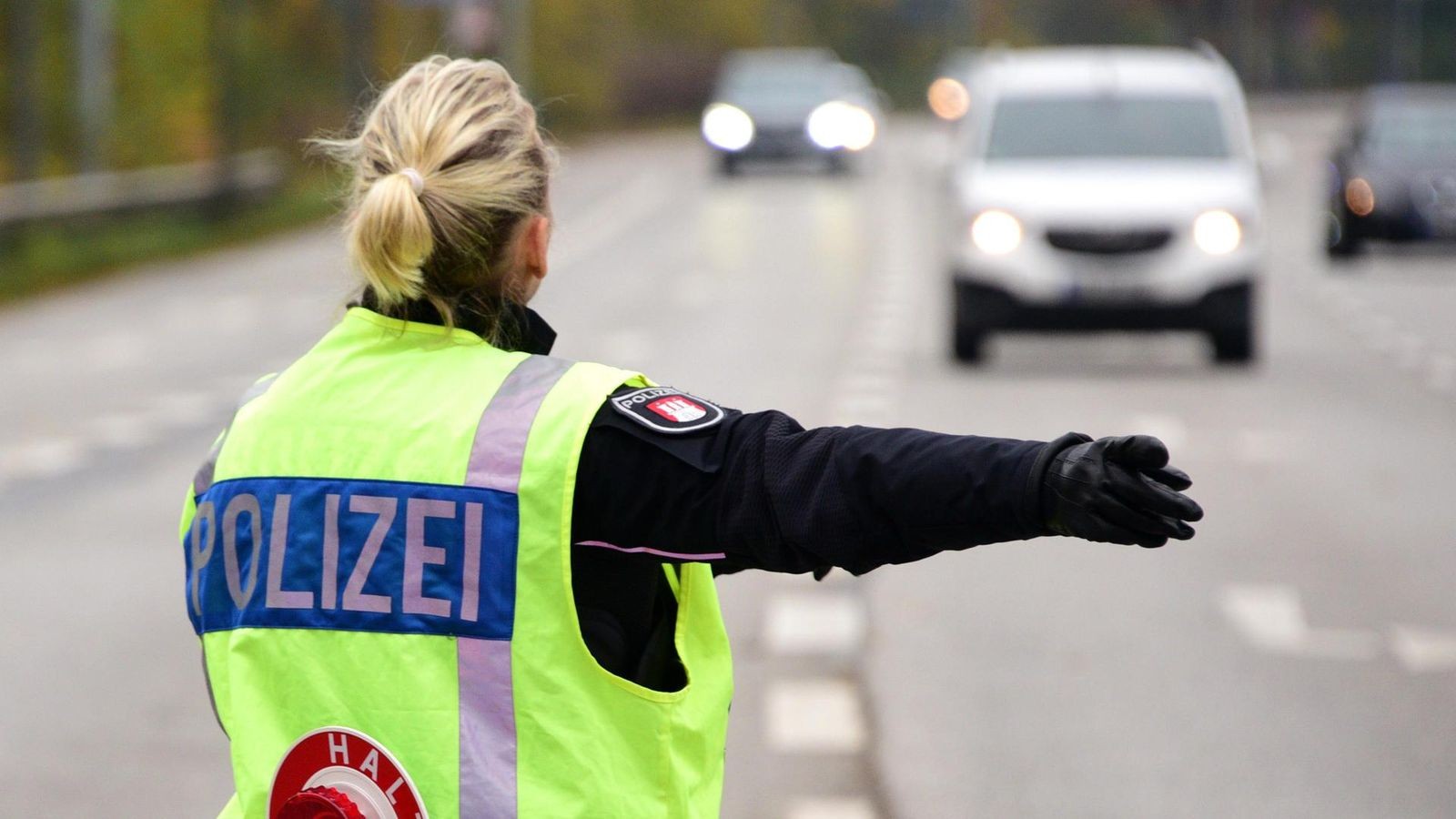 Polizei Hamburg: Raser bei Kontrolle mit 108 km/h in 50er-Zone erwischt