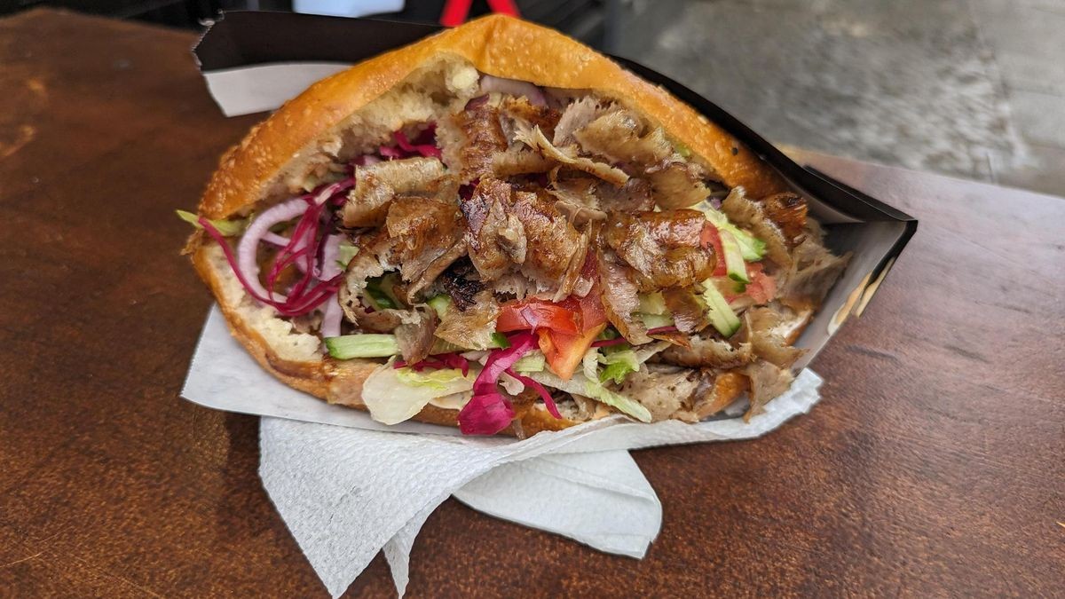 Döner in Berlin: Aus für Podolskis Bude am Kottbusser Tor – Reaktionen ...