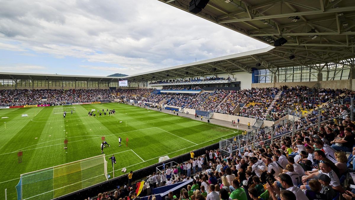 Eröffnungsspiel für Fußballarena: FC Carl Zeiss Jena empfängt Team aus ...