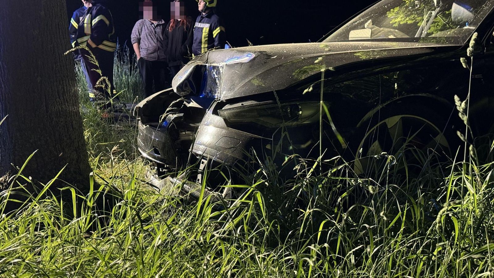 Audi kollidiert bei Gera mit Baum - Fahrer wird verletzt