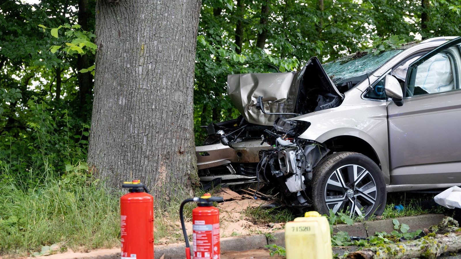 VW-Fahrer prallt gegen Baum und stirbt