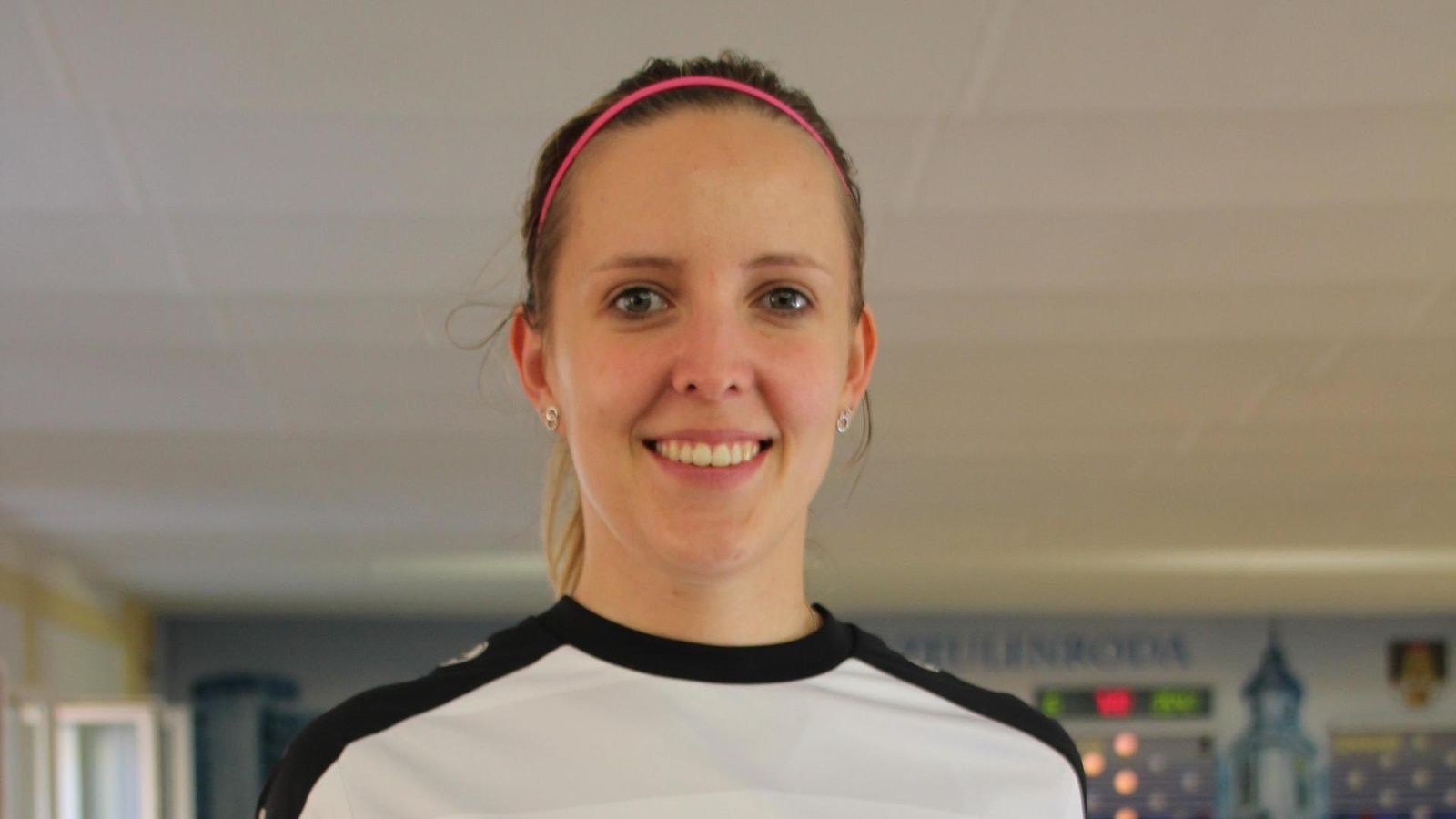 Sarah Conrad als Fahnenträgerin bei der Kegel-WM