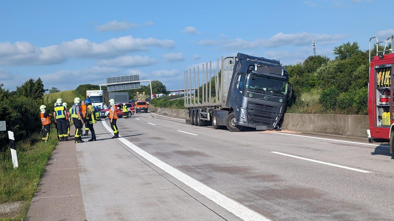 Lkw kracht nach Reifenplatzer in Betonwand: A71 zeitweise voll gesperrt