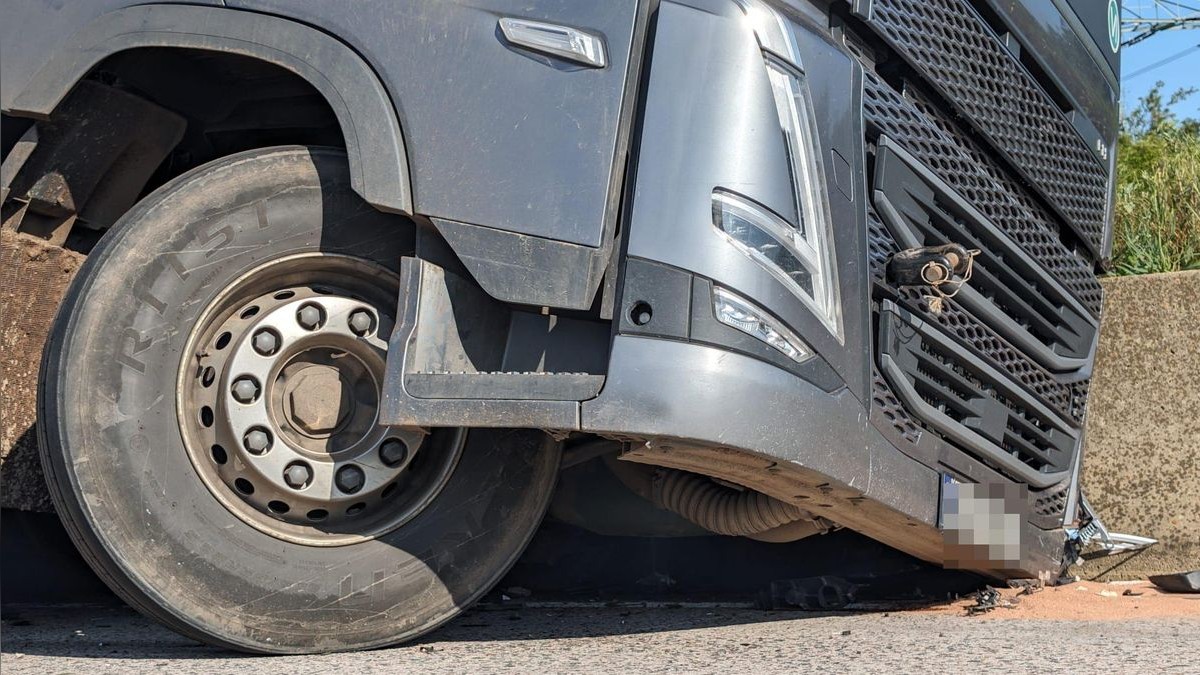 Lkw kracht nach Reifenplatzer in Betonwand: A71 zeitweise voll gesperrt