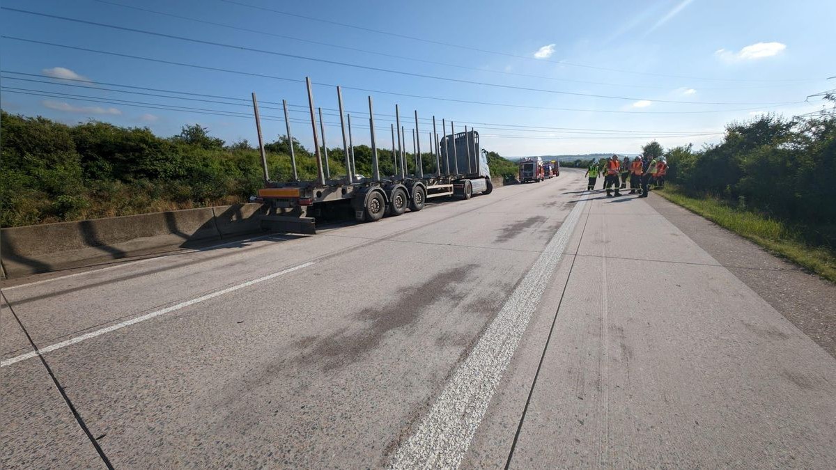 Lkw kracht nach Reifenplatzer in Betonwand: A71 zeitweise voll gesperrt