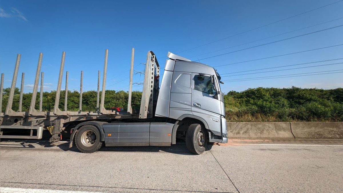 Lkw kracht nach Reifenplatzer in Betonwand: A71 zeitweise voll gesperrt