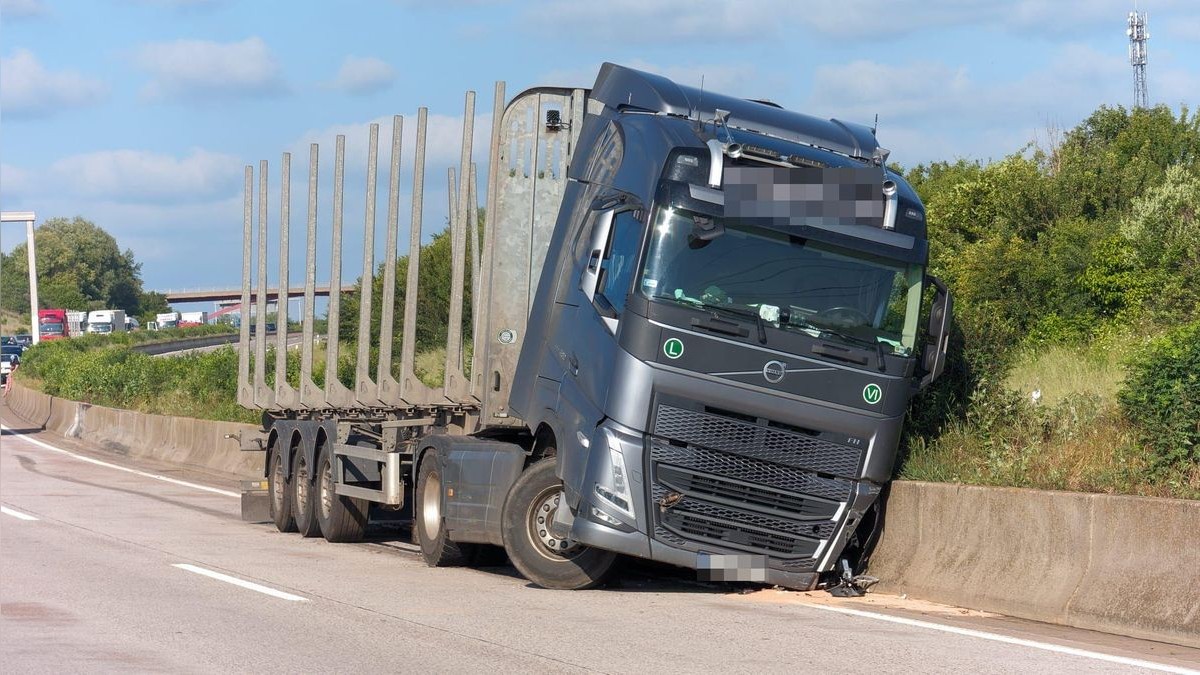 Lkw kracht nach Reifenplatzer in Betonwand: A71 zeitweise voll gesperrt