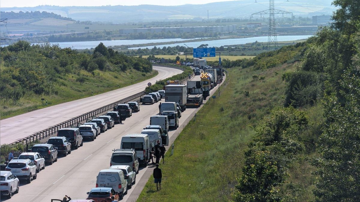 Lkw kracht auf A71 in Betonwand - die Bilder