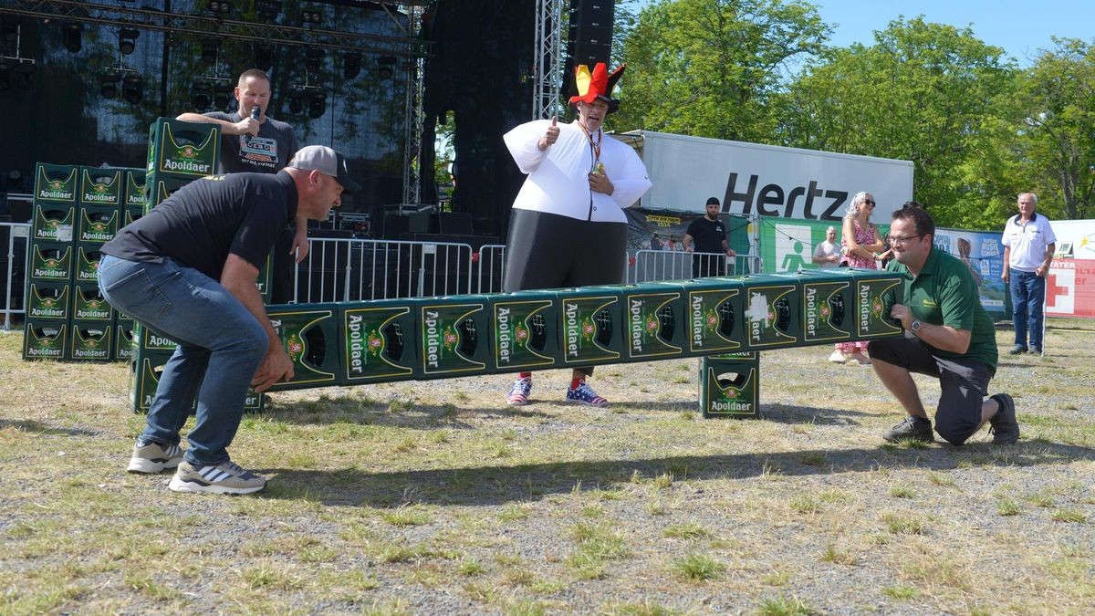 U-Boot spielen bei der Gaudi-Olympiade auf dem Apoldaer Parkfest